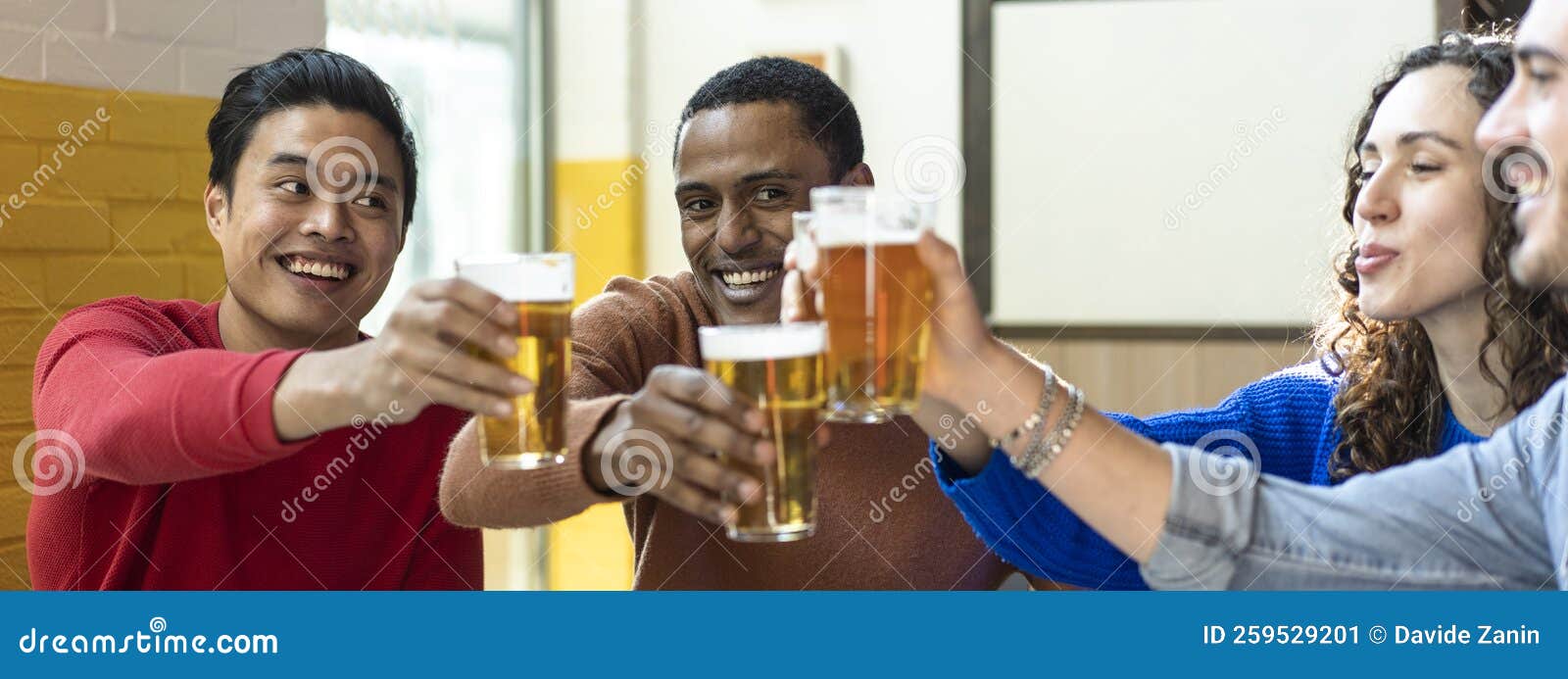 Horizontale Banner Oder Header Mit Multiethnischen Freunden Trinken ...