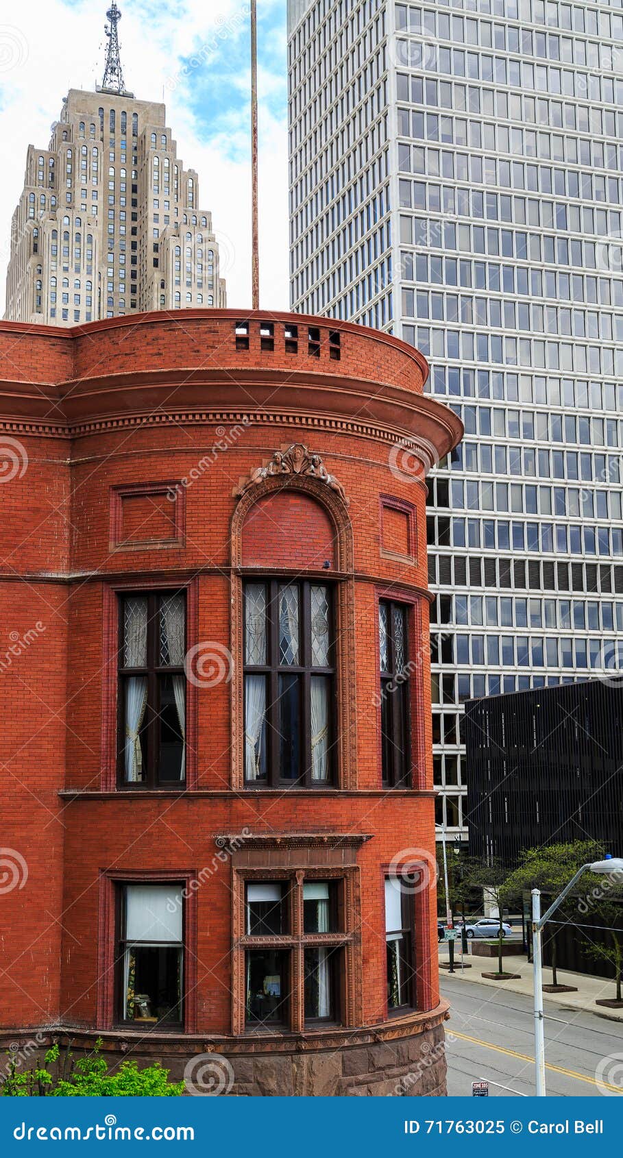 Horizonte De Detroit Con Los Edificios Modernos Y Del Vintage Imagen de ...