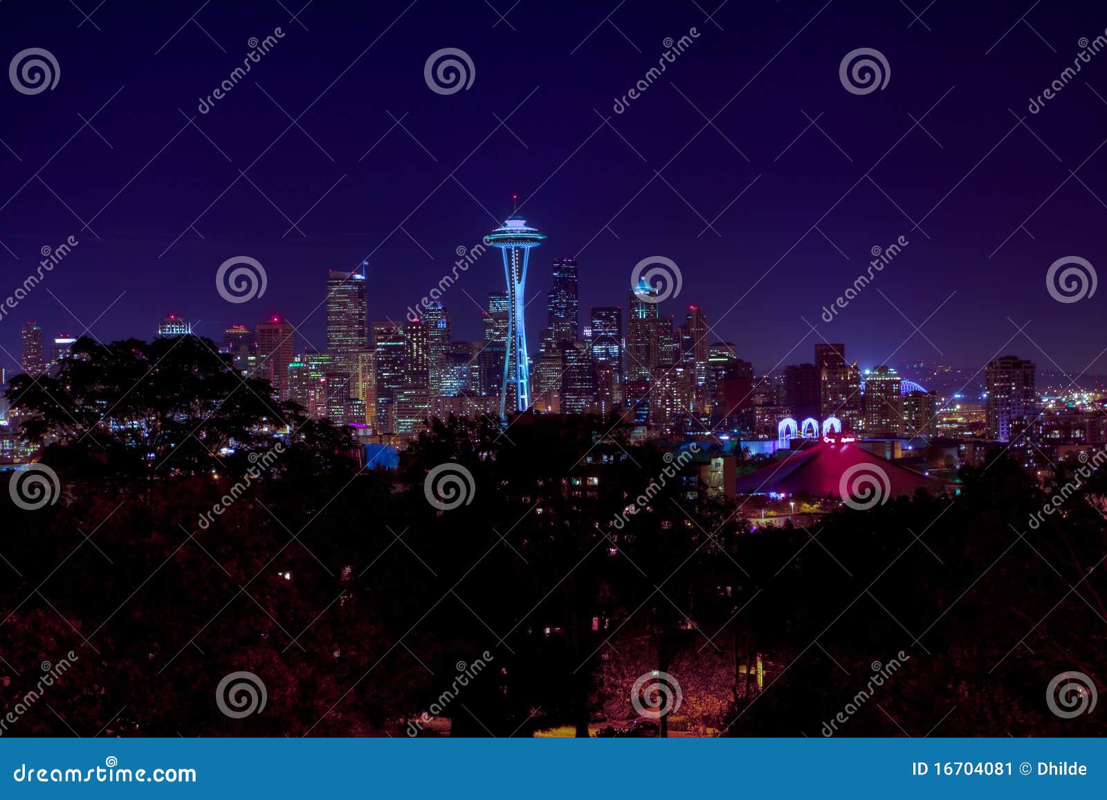 Horizonte De La Noche De La Ciudad De Seattle Imagen de archivo ...