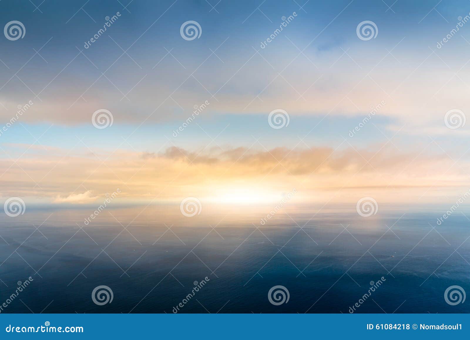 Horizonte en el mar foto de archivo. Imagen de coastline - 61084218