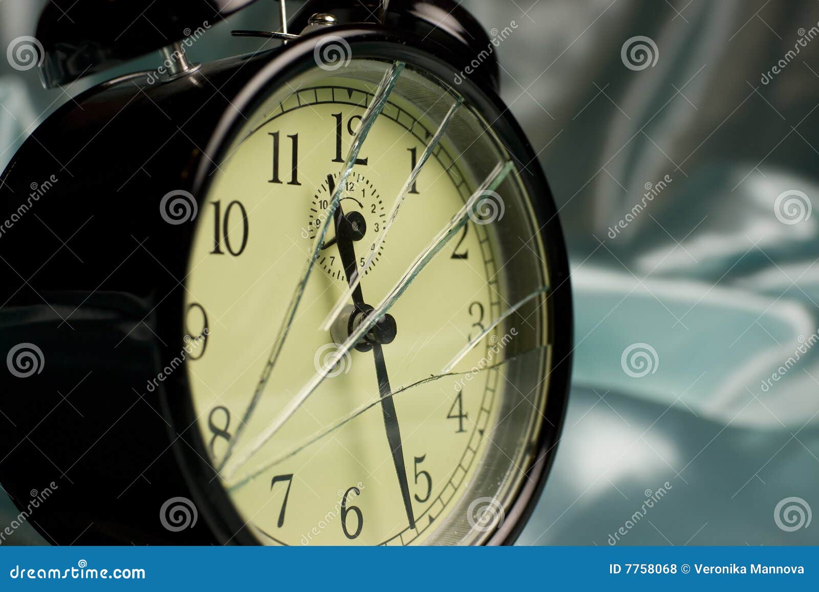 Horloge d'alarme cassée photo stock. Image du manqué, midi - 7758068