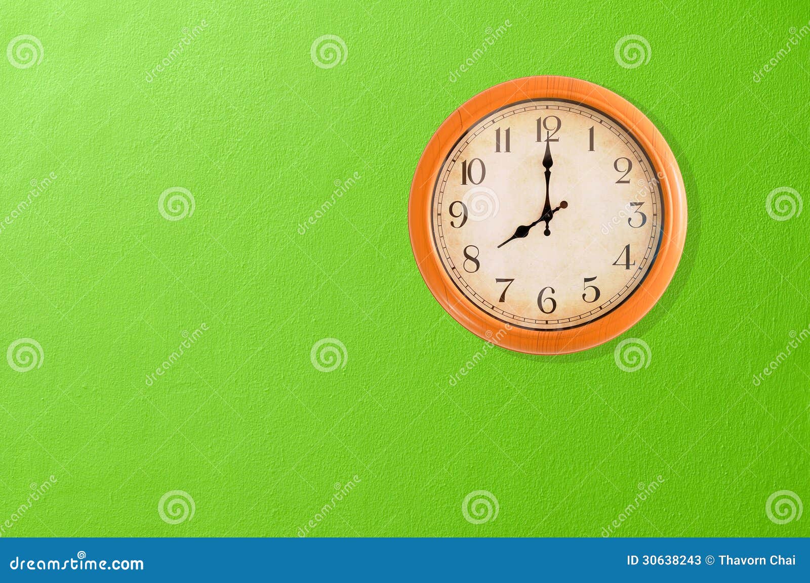 Horloge montrant 8 heures image stock. Image du huit - 30638243