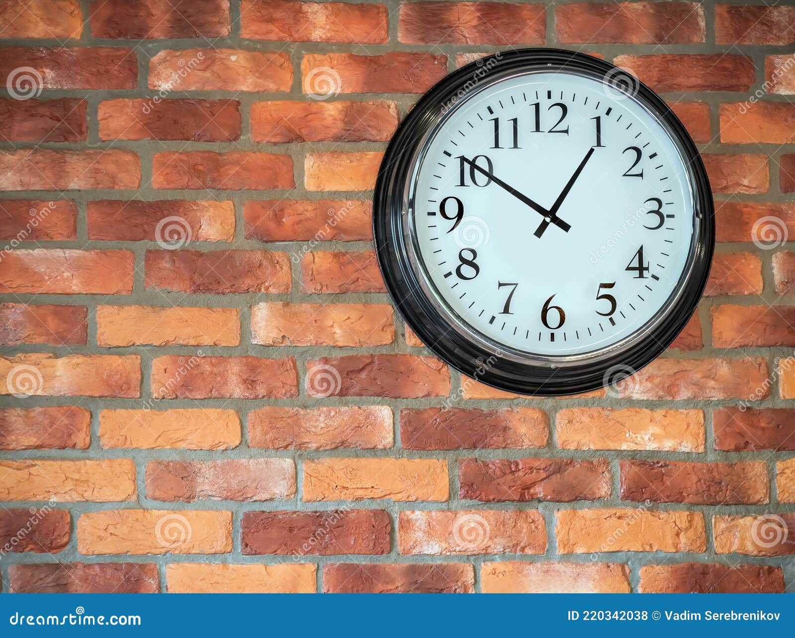 Horloge Murale Sur Un Mur En Brique Rouge Photo stock - Image du heures ...