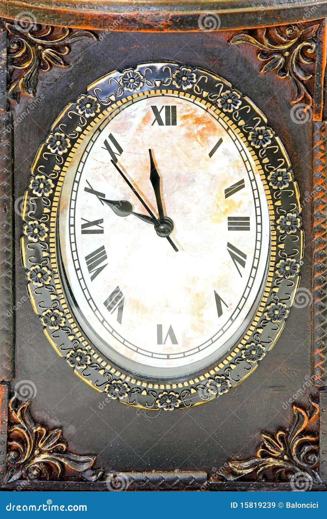 Horloge ovale image stock. Image du wooden, visage, médiéval - 15819239
