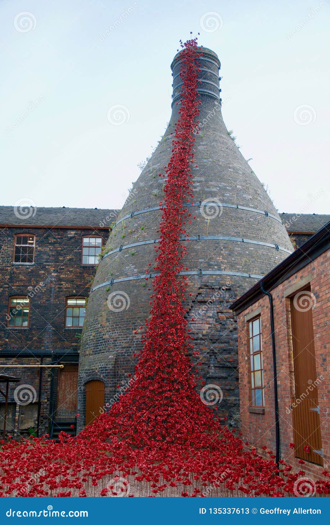 Horno De BBottle Y Las Amapolas Imagen de archivo - Imagen de edificio, funcionamientos: 135337613