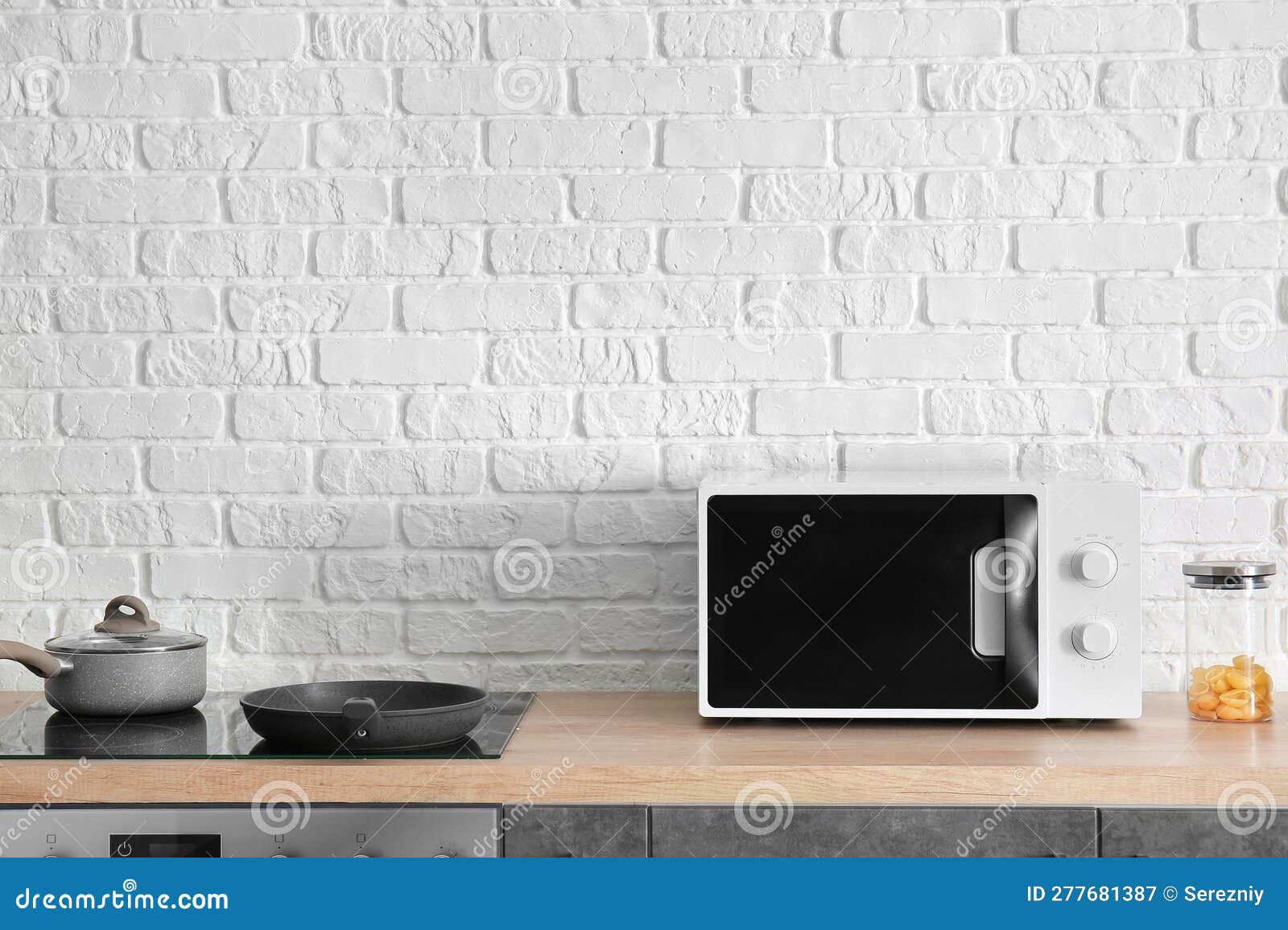 Horno Microondas Moderno En La Cocina Imagen de archivo - Imagen de ...