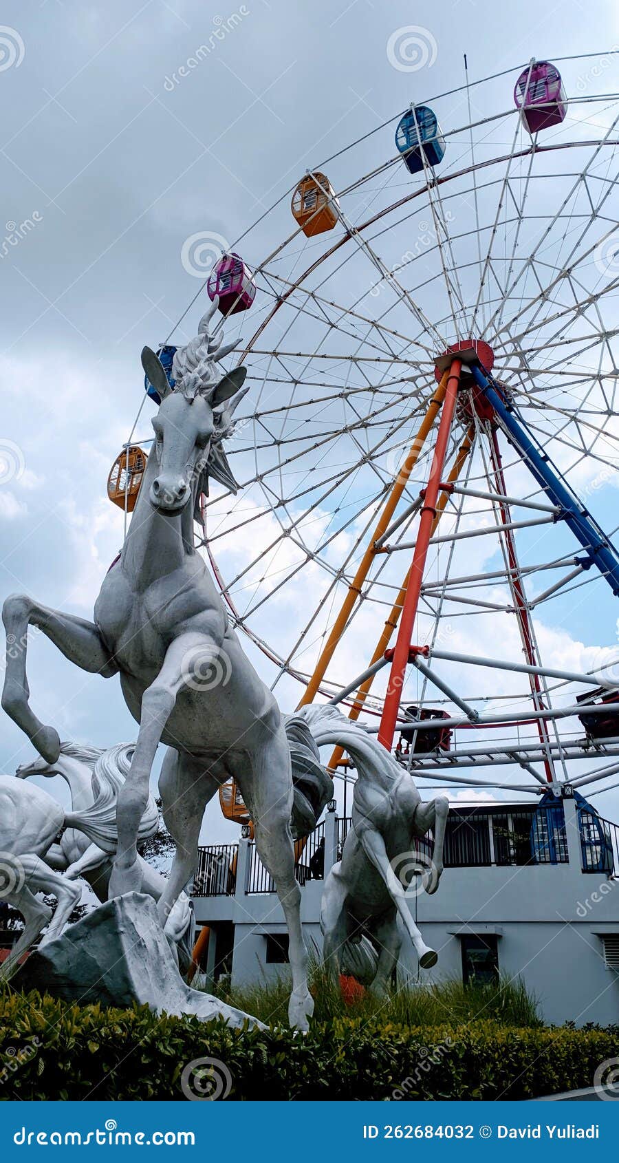 Horse of Ferris Wheel editorial photography. Image of statue - 262684032