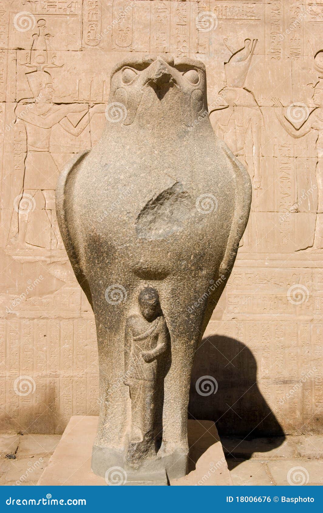 Horus Met Het Standbeeld Van De Farao Stock Foto - Image of beschaving, godsdienst: 18006676