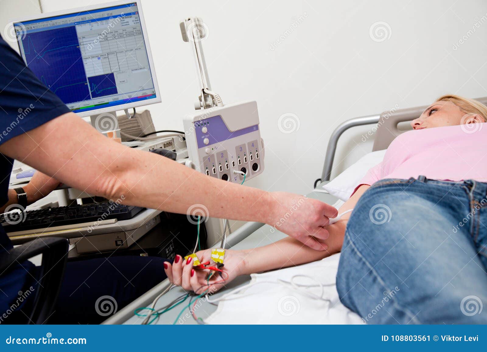 Hospital Del Examen De La Electromiografía Imagen de archivo - Imagen ...