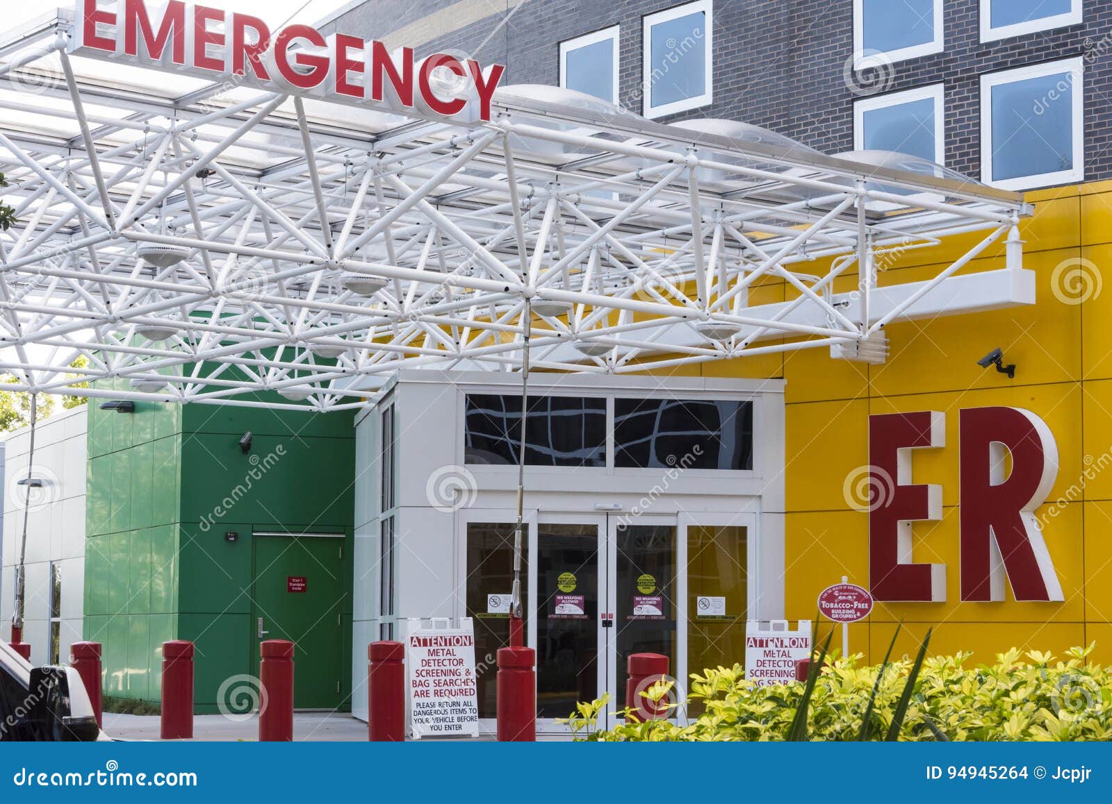 Hospital Entrance Signage editorial stock image. Image of arrow - 94945264
