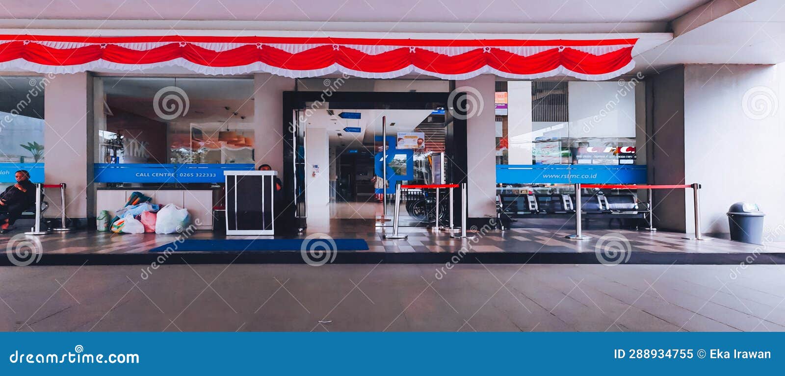 Hospital front lobby editorial image. Image of room - 288934755