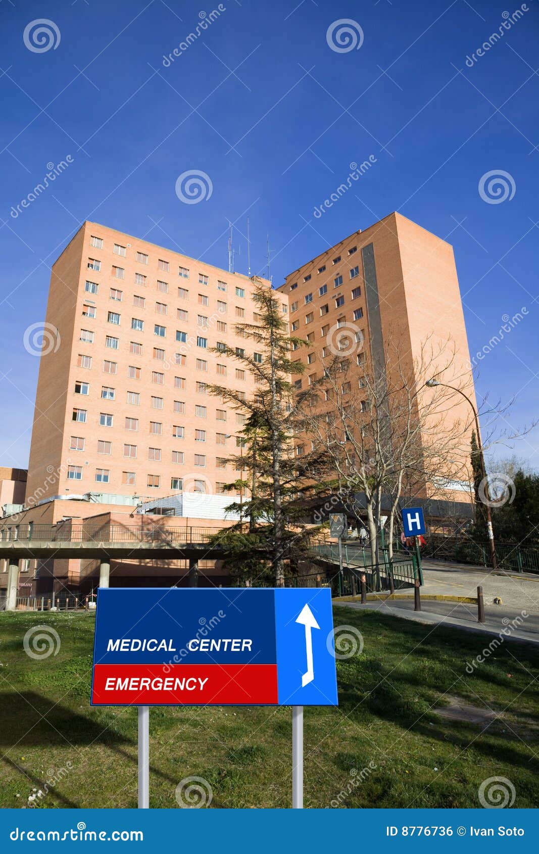 Hospital grande foto de archivo. Imagen de urgencia, ventanas - 8776736