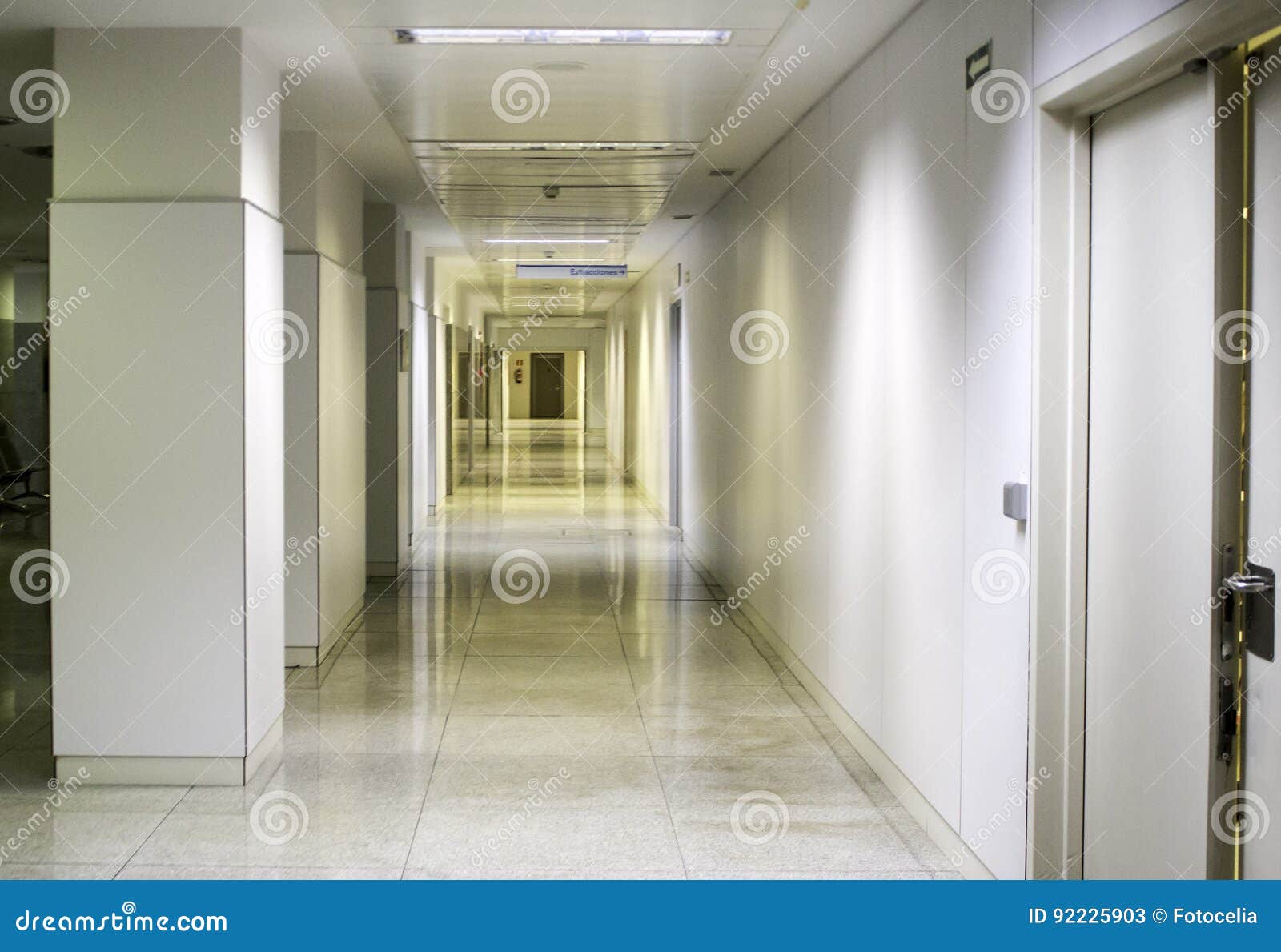 Hospital Interior Del Pasillo Imagen de archivo - Imagen de cuartos ...