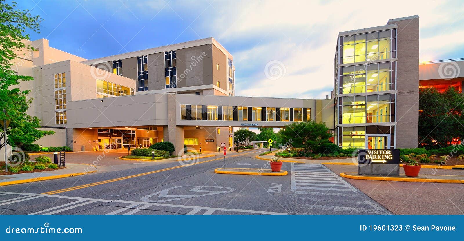 Hospital moderno imagen de archivo. Imagen de cuidado - 19601323