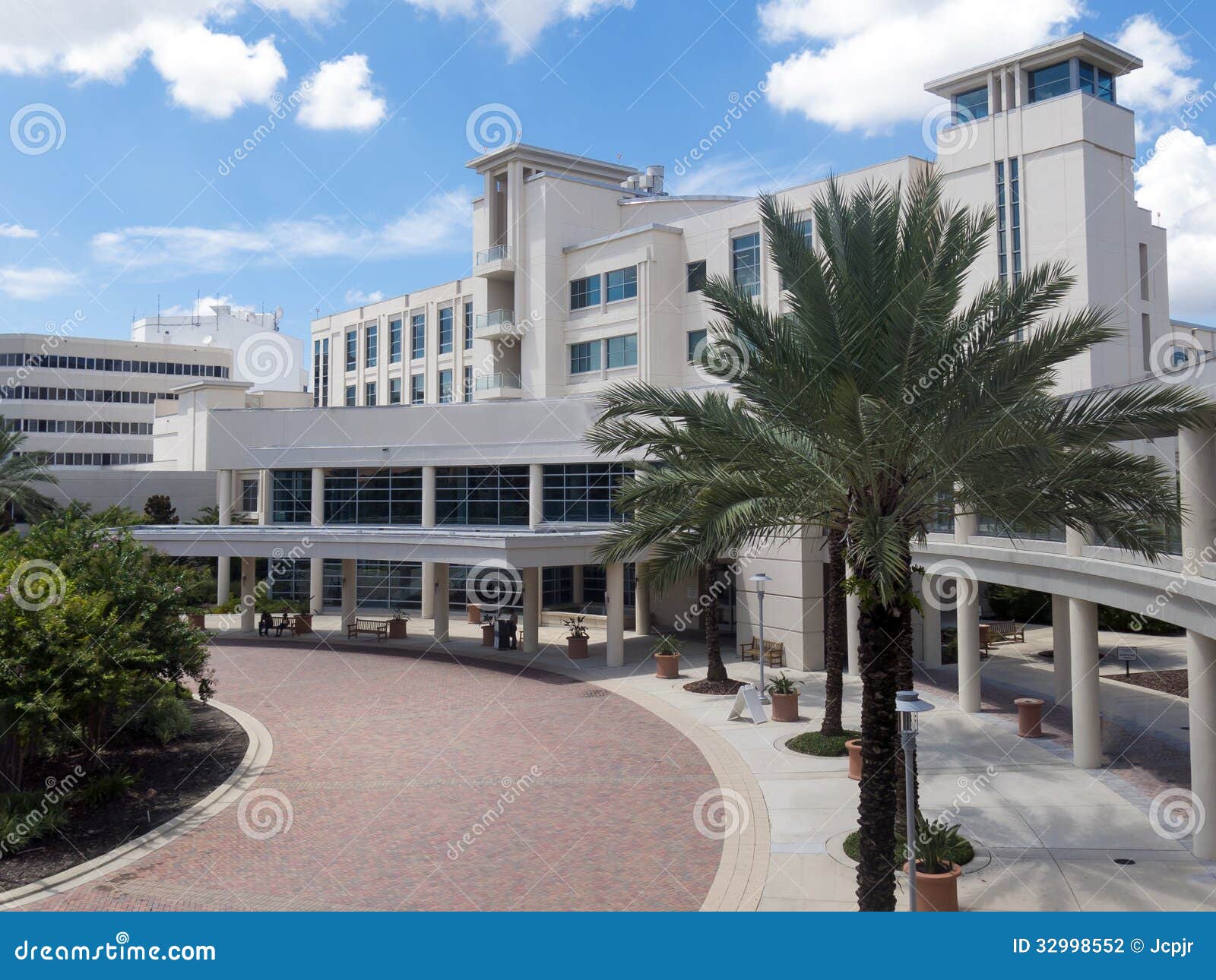 Hospital moderno foto de archivo. Imagen de entrada, crisis - 32998552
