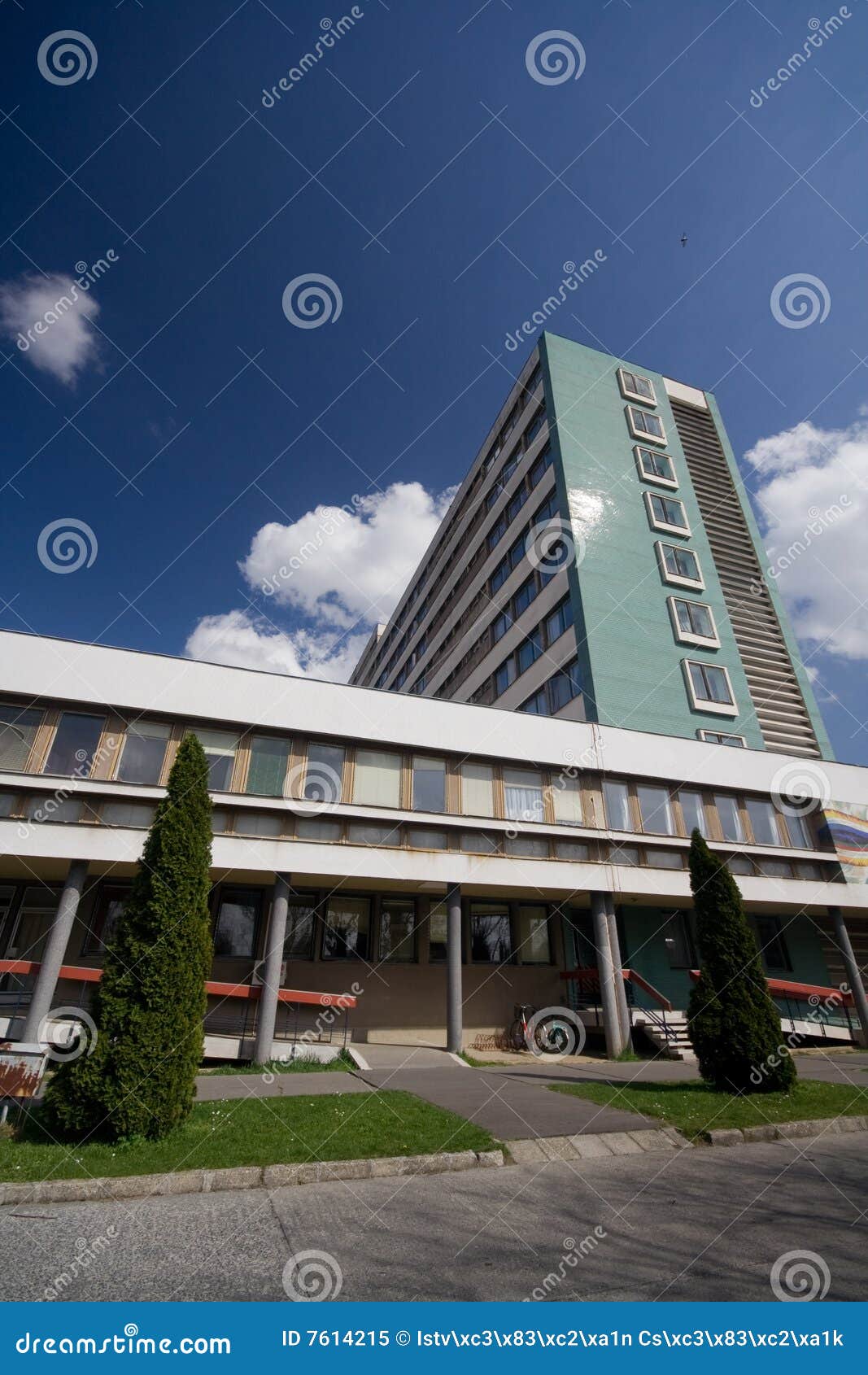 Hospital moderno imagem de stock. Imagem de local, empregador - 7614215