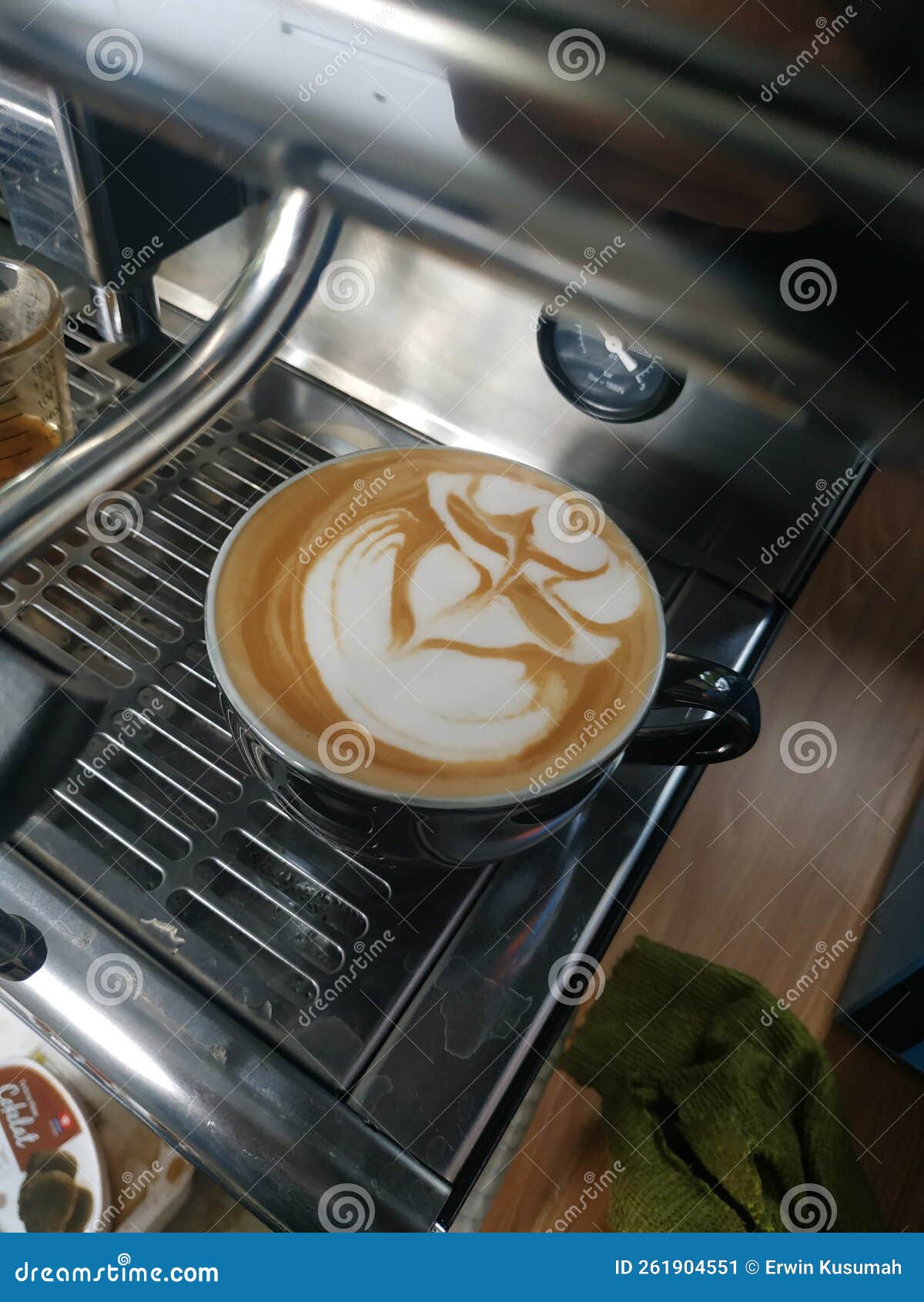 Hot Caffe Latte with Roses Arts in Coffee Machine at Coffee Shops Stock ...