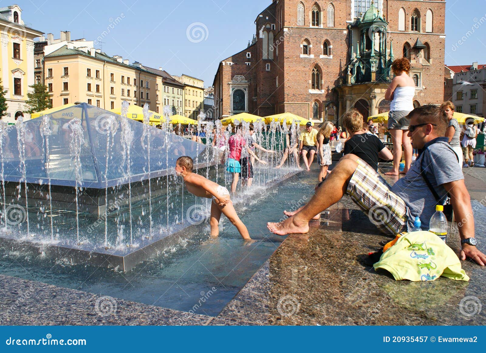 Hot summer in the city editorial photography. Image of square - 20935457