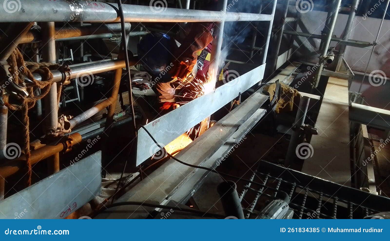 Hot Work Welding Machine, Structure Oil N Gas LNG Stock Image - Image ...