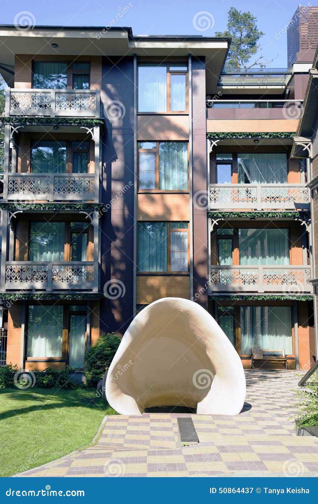 Hotel moderno en Jurmala fotografía editorial. Imagen de recorrido ...