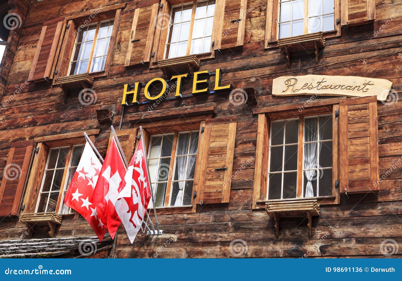 Hotel suizo de la fachada foto de archivo. Imagen de madera - 98691136