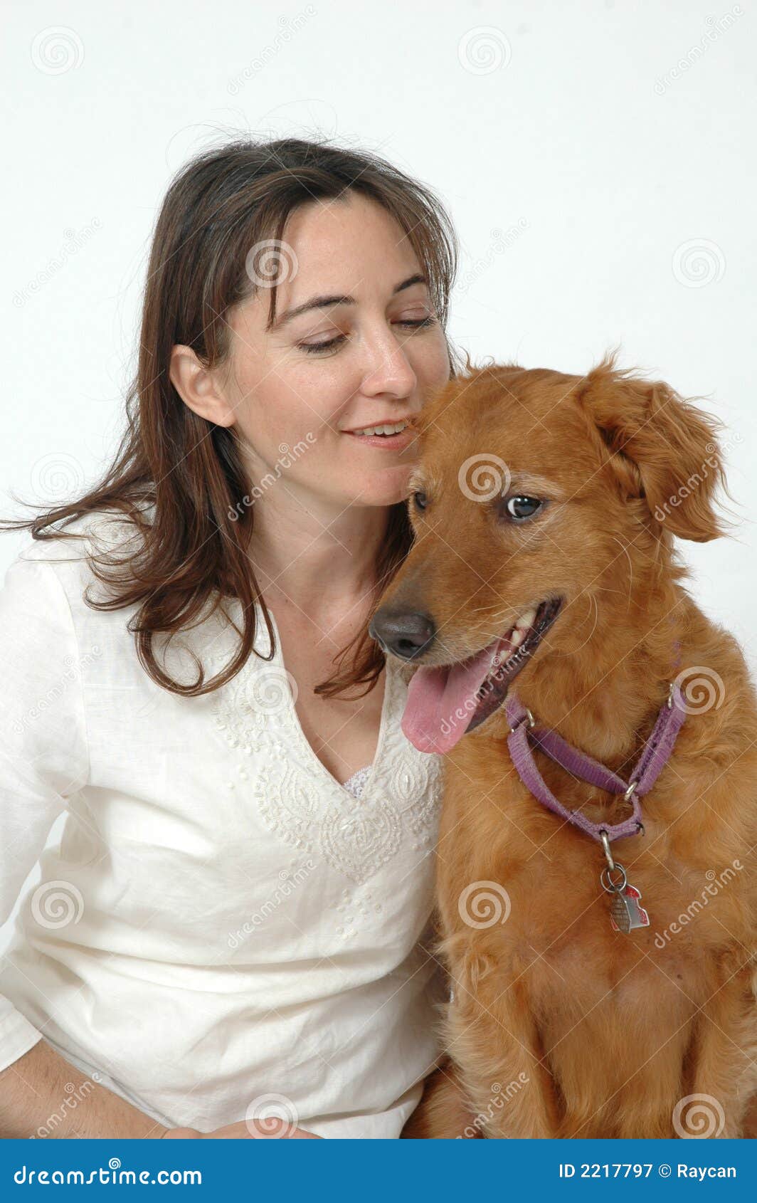 Houd van mijn Hond stock afbeelding. Image of buiten, kniel - 2217797