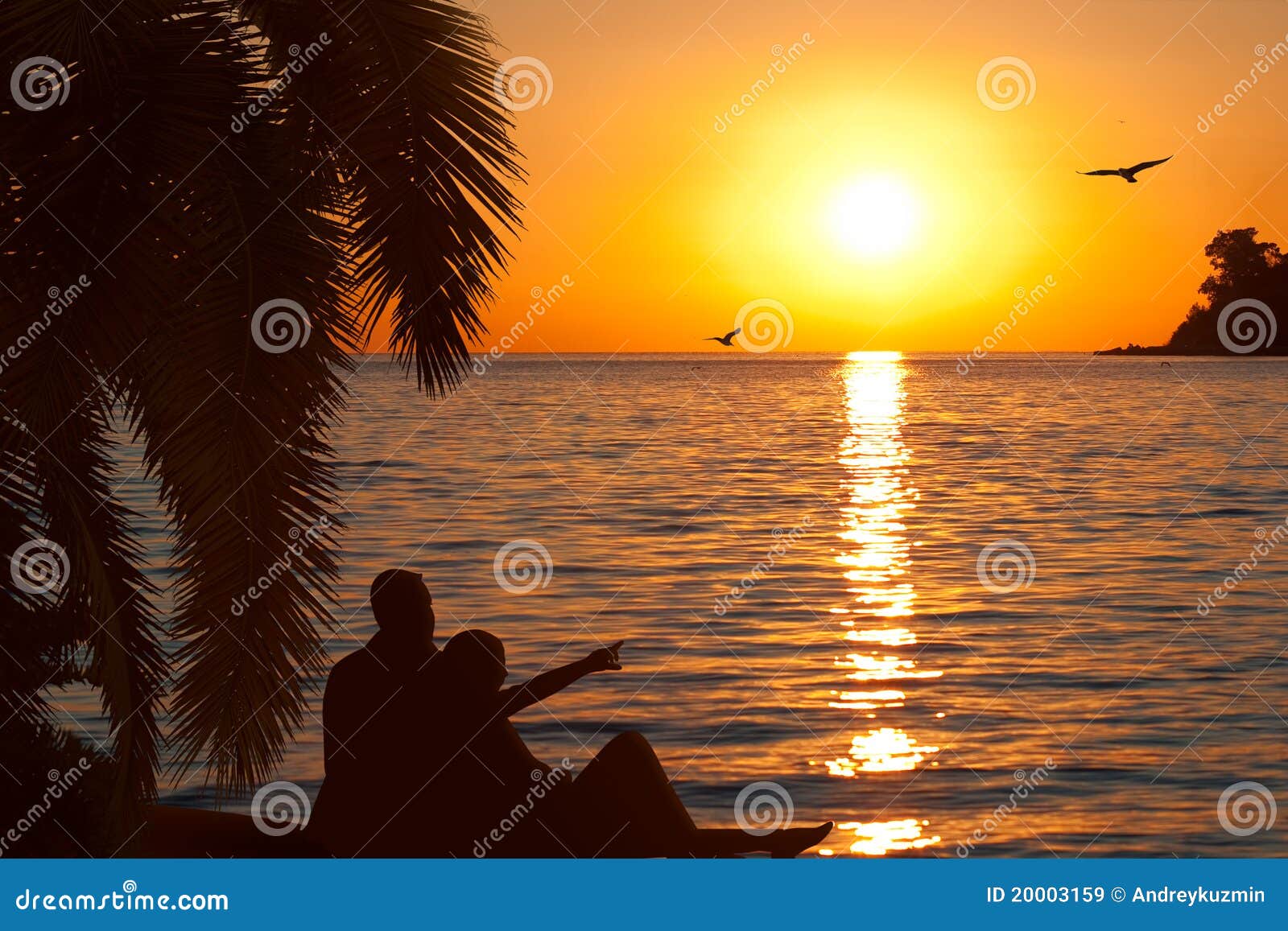 Houdend Van Paar Dat Op Mooie Zonsondergang Let Stock Afbeelding ... Houdend Van Paar Dat Op Mooie Zonsondergang Let Stock Afbeelding ...