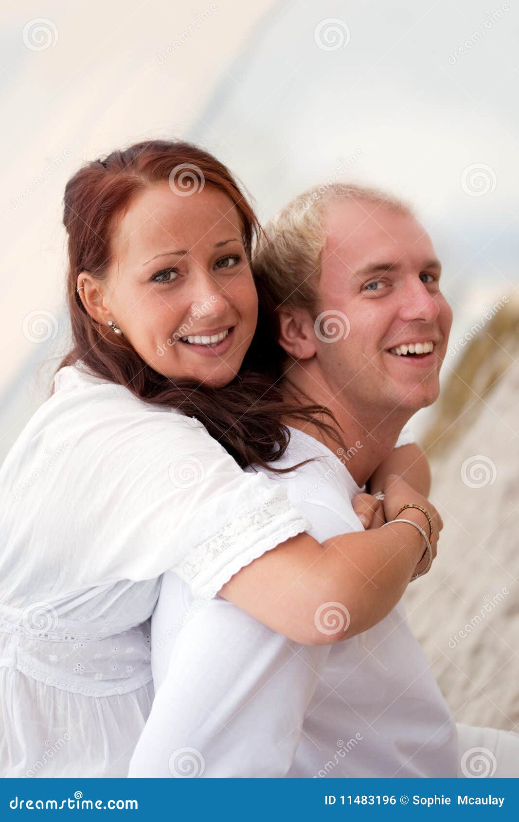 Houdend Van Paar Dat Pret Op Het Strand Heeft Stock Foto - Image of ... Houdend Van Paar Dat Pret Op Het Strand Heeft Stock Foto - Image of ...