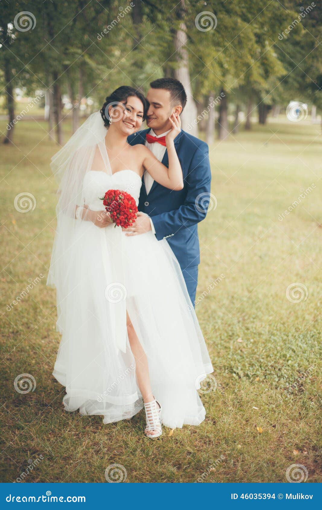 Houdende Van Bruidegom En Bruid Stock Foto - Image of ceremonie ...