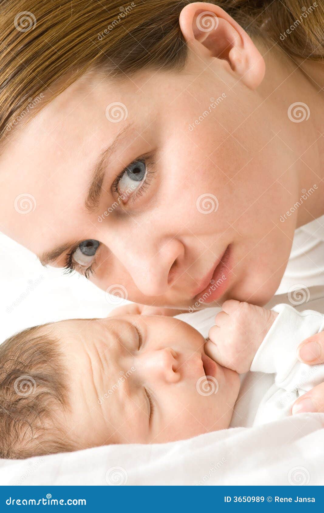 Houdende Van Moeder Met Baby Stock Afbeelding - Image of bescherm, baby ...