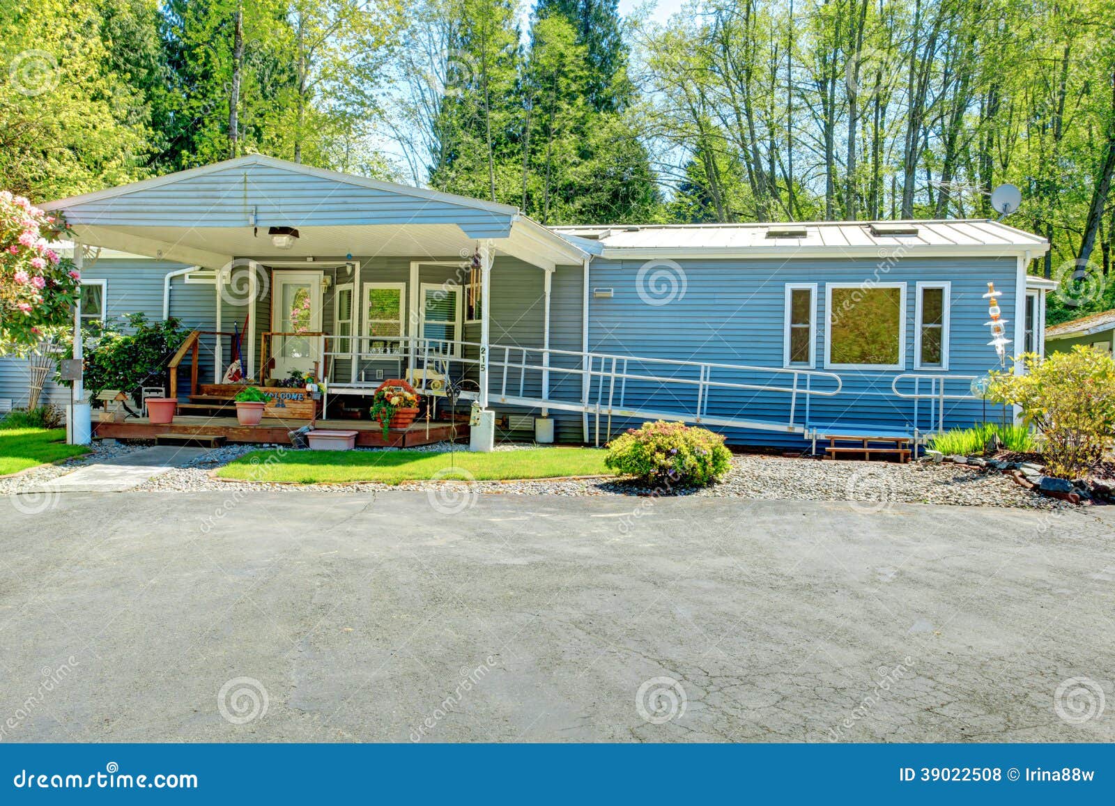 House with Big Column Porch Stock Photo - Image of front, stone: 39022508