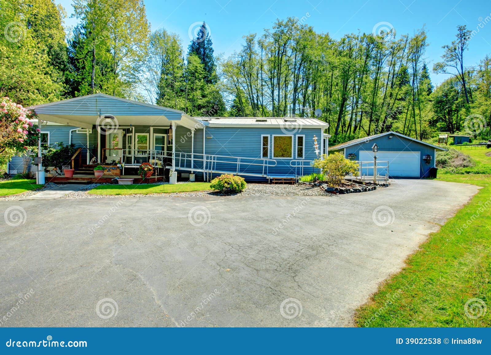 House with Big Column Porch Stock Photo - Image of landscape, entrance ...