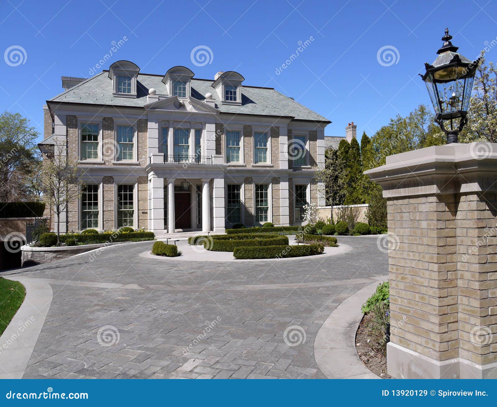 House with Circular Driveway Stock Image - Image of driveway, shrub ...