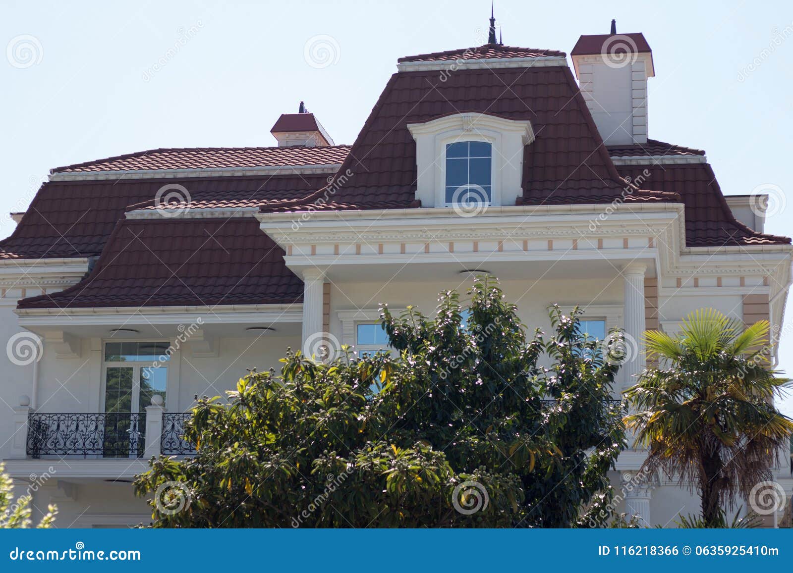 House with columns editorial photo. Image of columns - 116218366