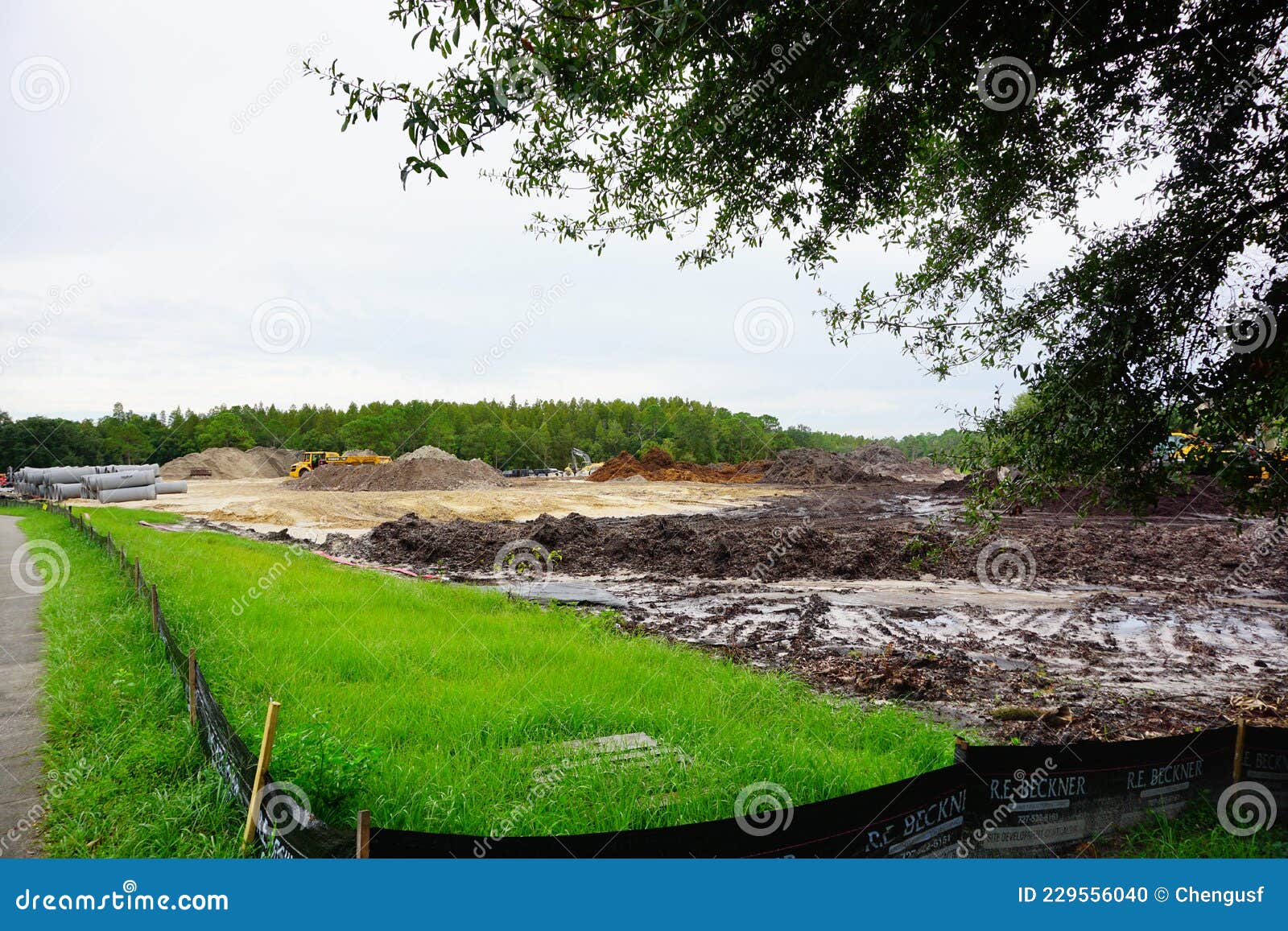 A house construction site editorial image. Image of lake - 229556040