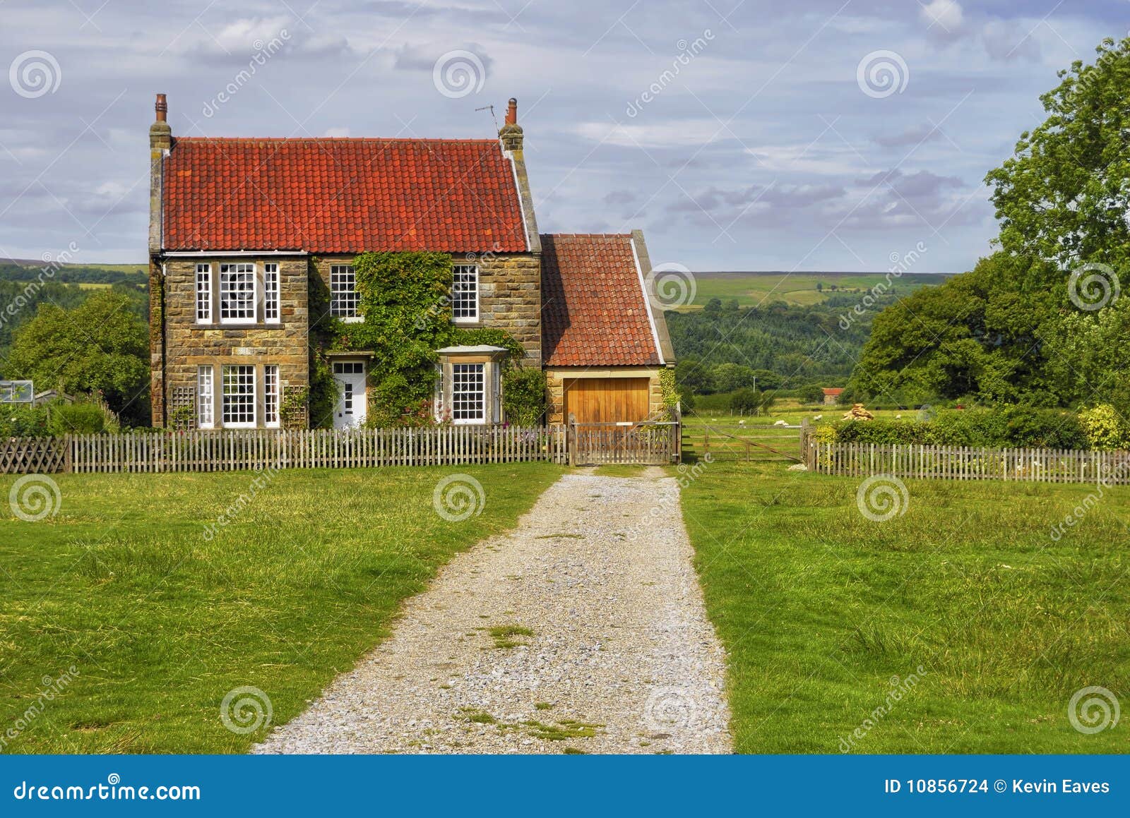 House in countryside stock photo. Image of exterior, drive - 10856724