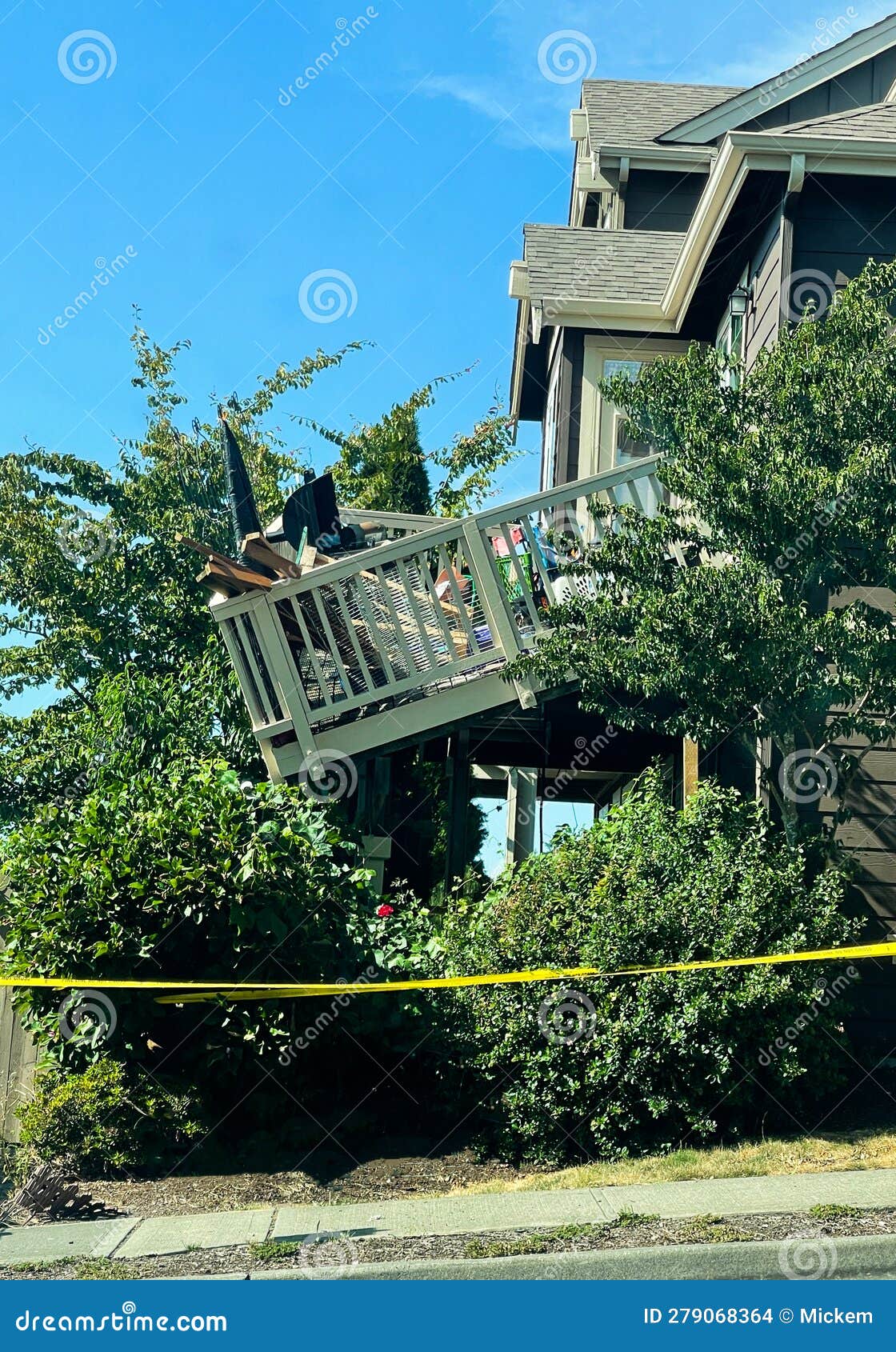 House Deck Structural Damage Stock Photo - Image of earthquake, heavy ...