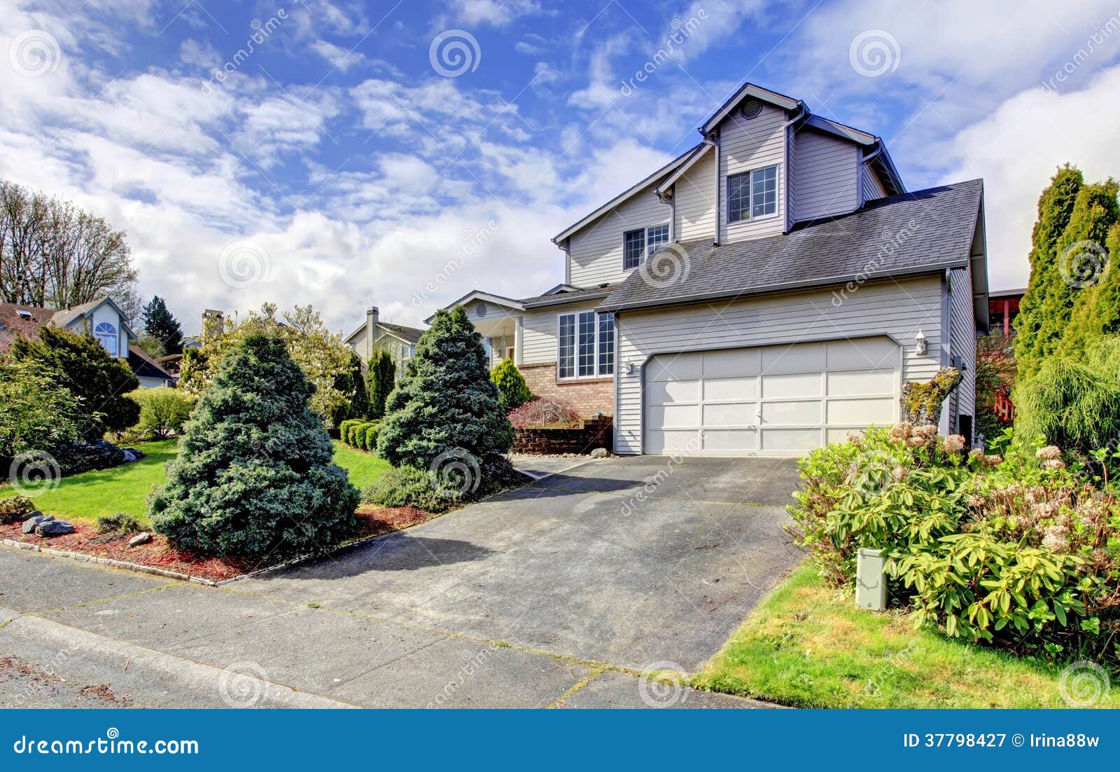 House Drive Way and Curb Appeal Stock Image - Image of driveway, green ...