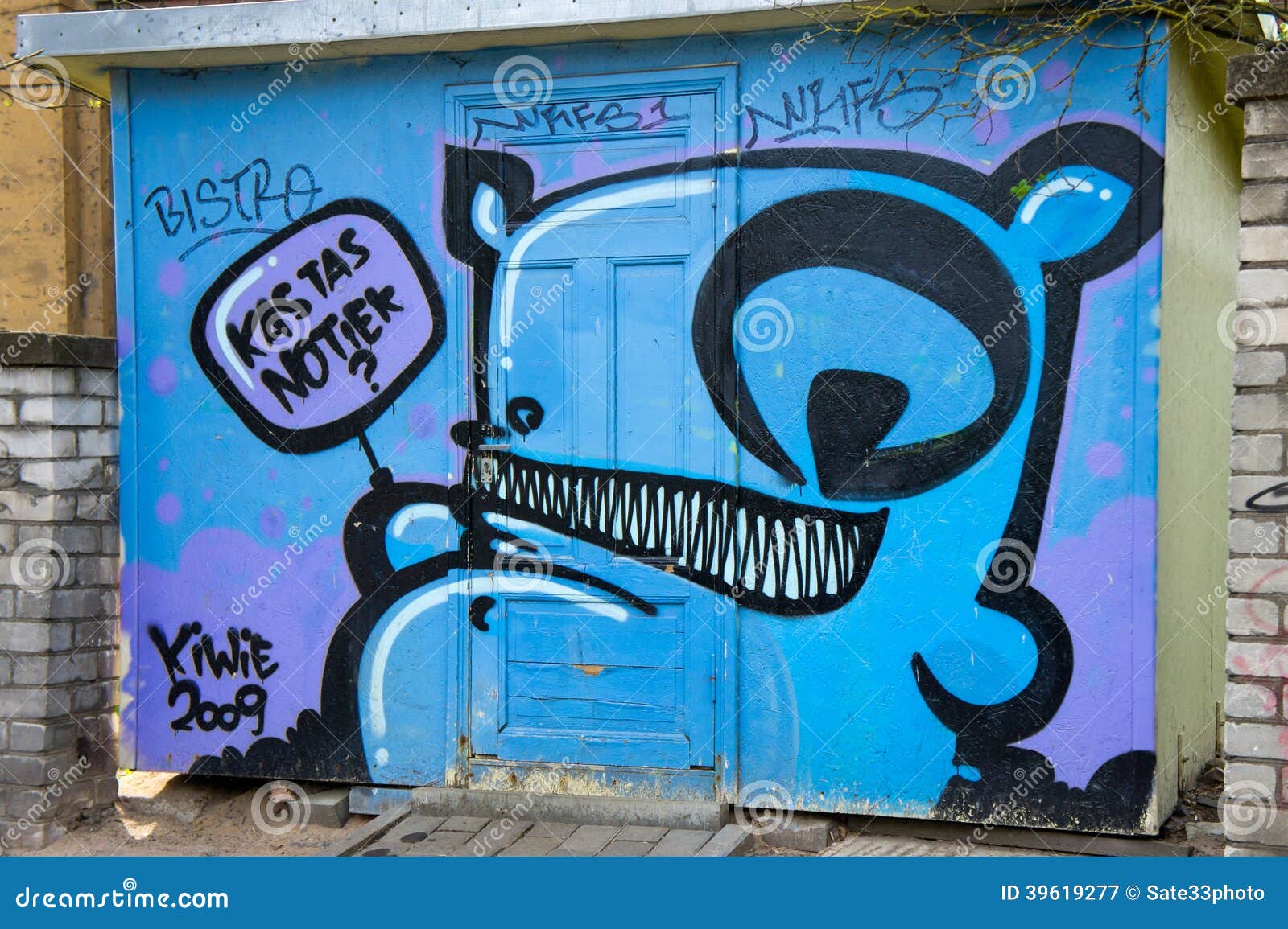 The House with Kiwie Graffiti. Editorial Photography - Image of macro ...