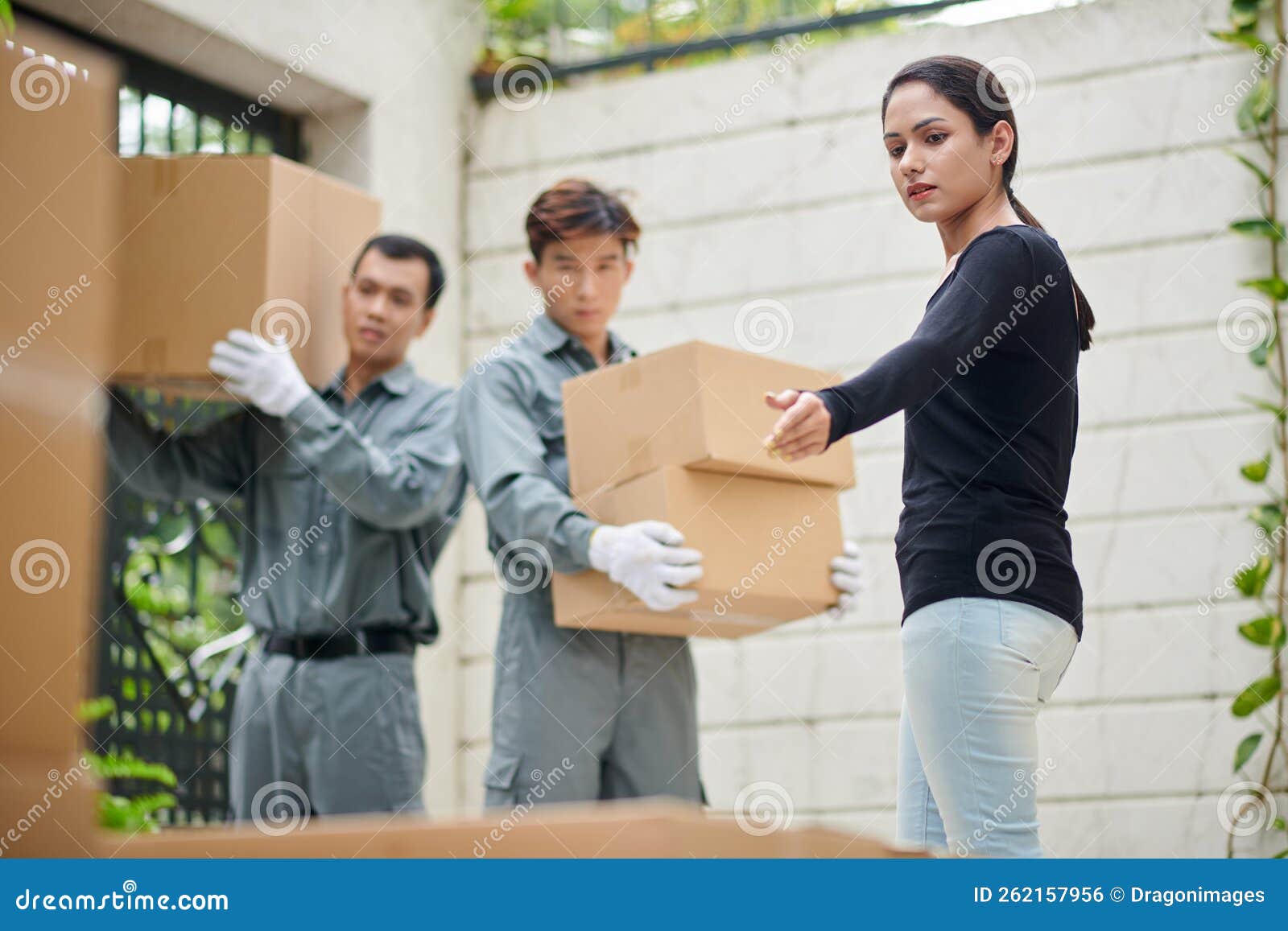 House Owner Talking To Movers Stock Photo - Image of delivery, heavy ...