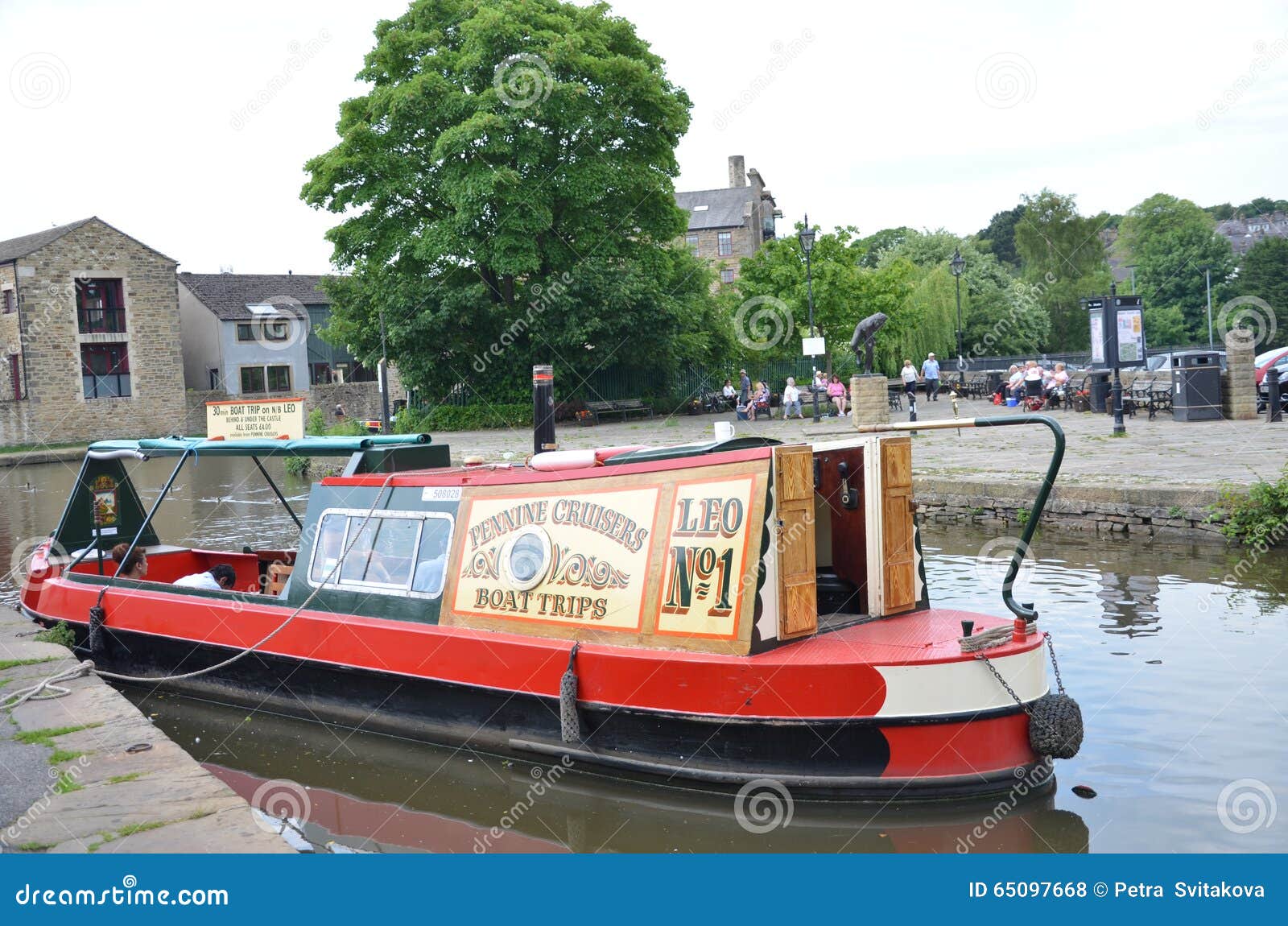 Houseboot in Skipton editorial stock photo. Image of carring - 65097668