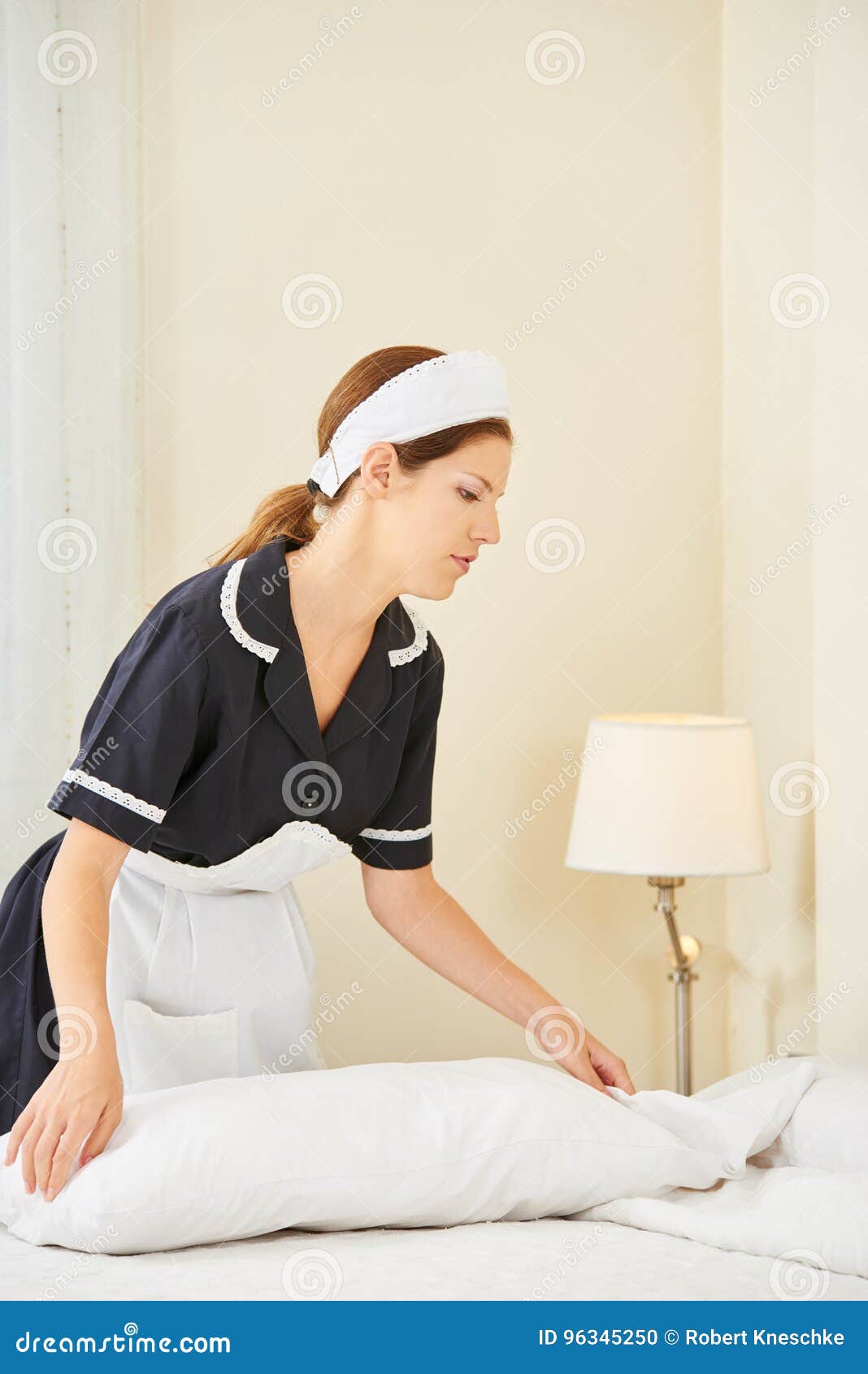 1,147 Hotel Housekeeping Making Bed Stock Photos - Free & Royalty-Free ...