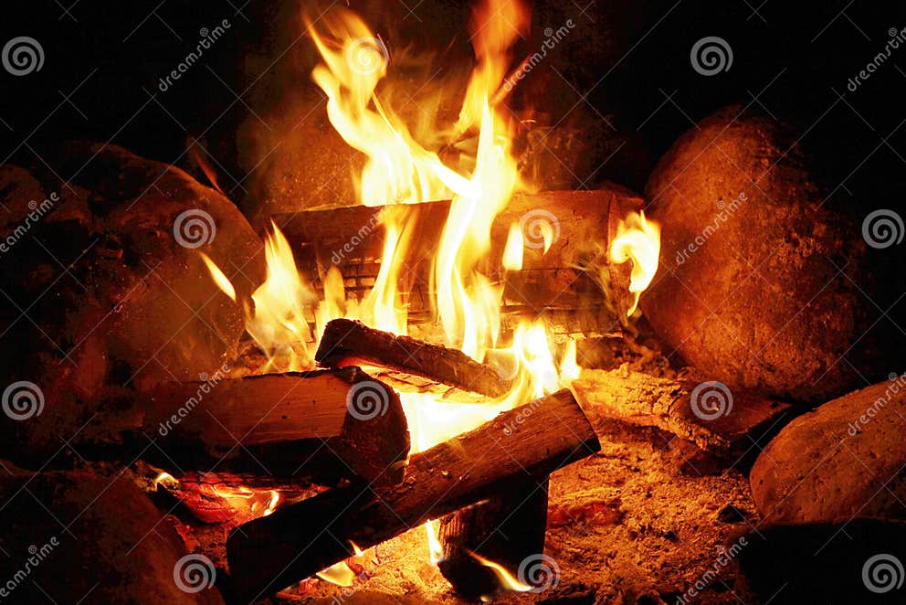 Hout in Brand stock foto. Image of heet, barbecues, explosie - 20537242