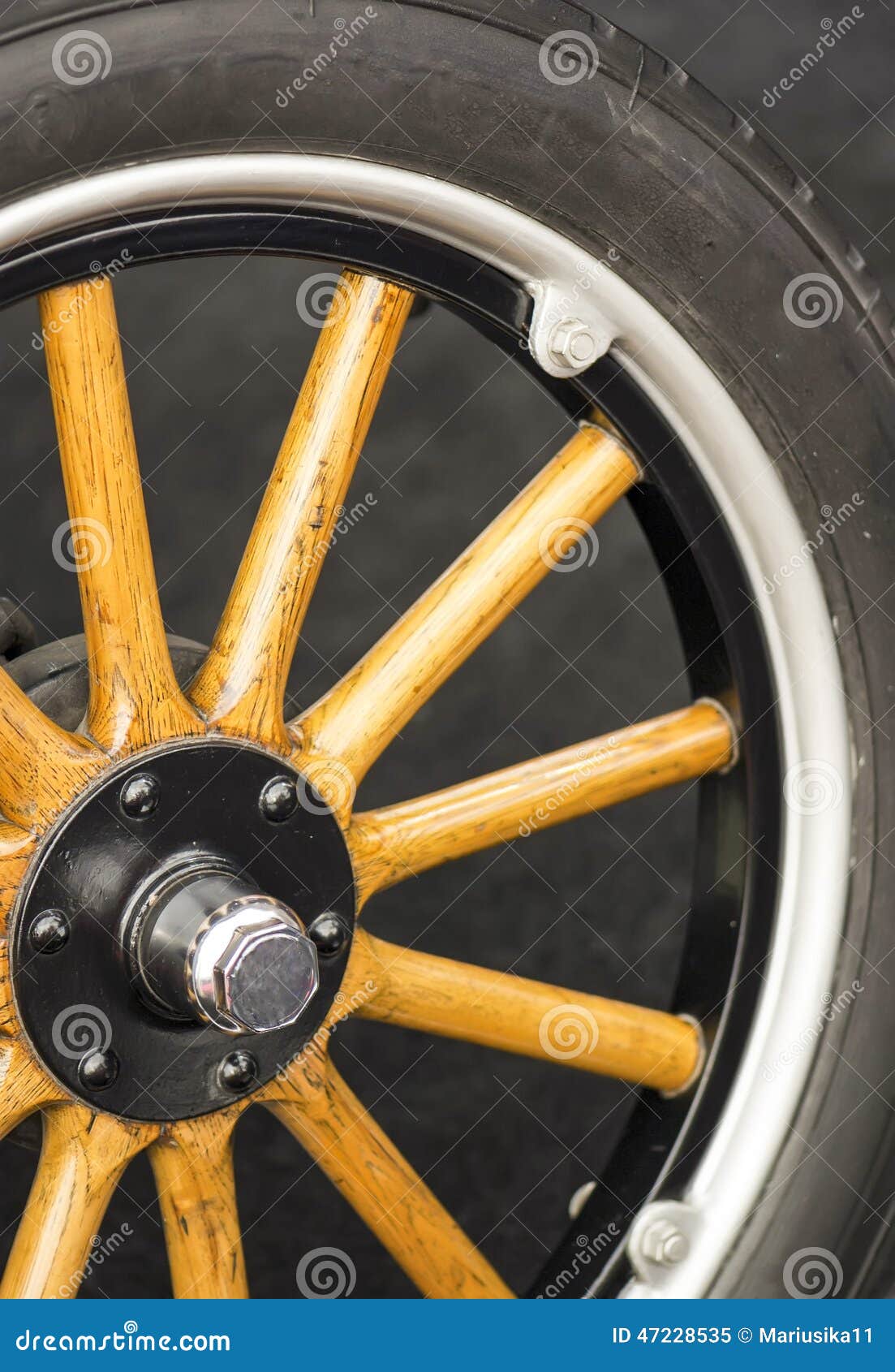 Houten autowiel stock afbeelding. Image of tint, stevig - 47228535