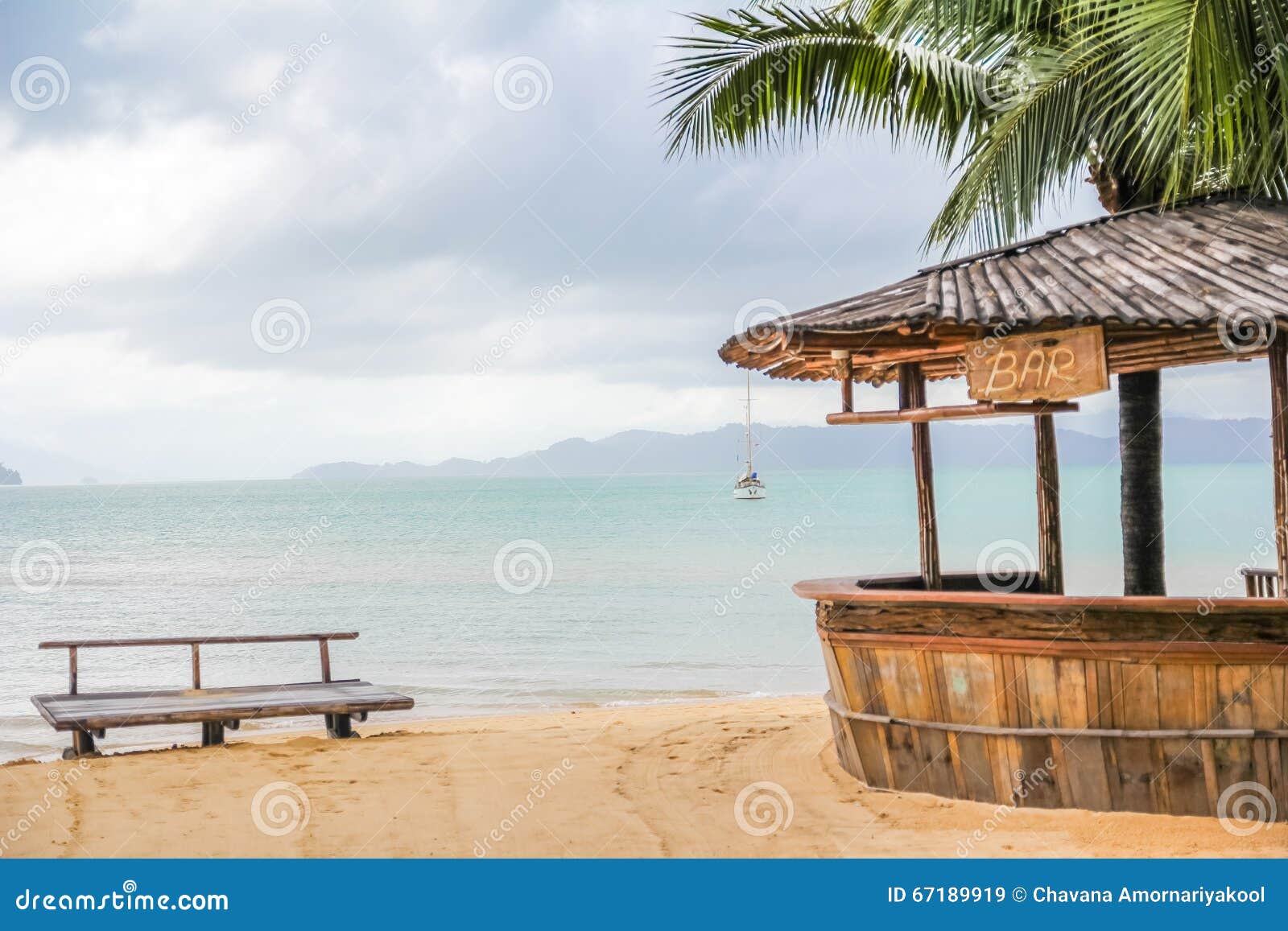 Houten bar op het strand stock afbeelding. Image of vrede - 67189919