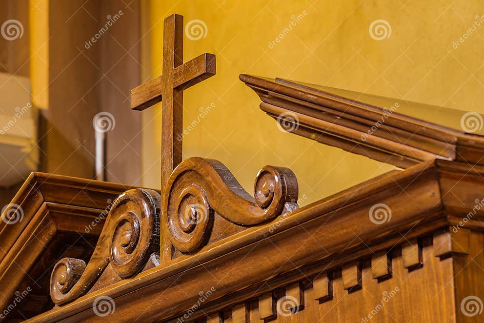 Houten biecht stock foto. Image of houten, symbool, boete - 83617810