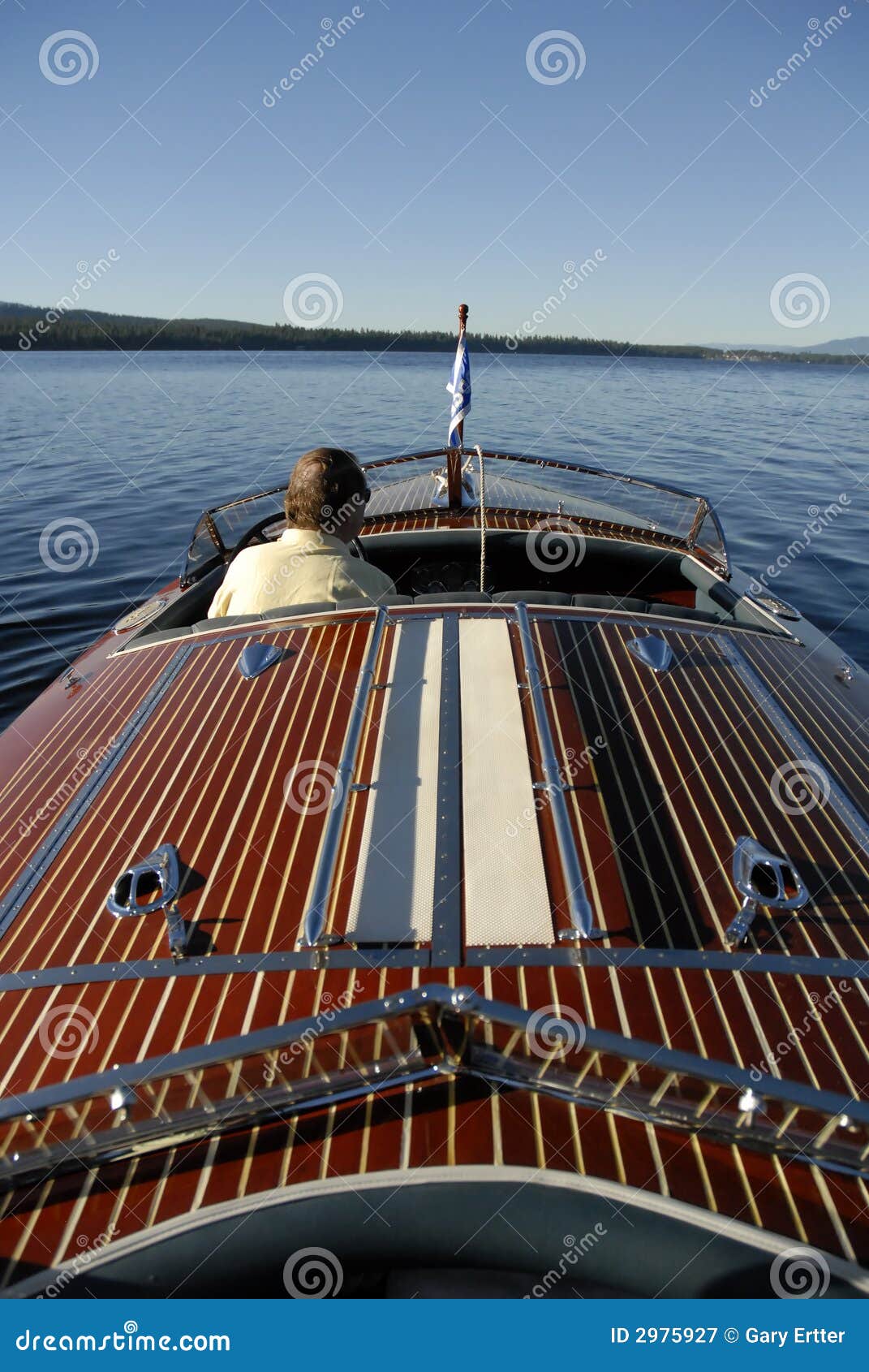 Houten Boot Op Een Meer Van De Berg Stock Afbeelding - Image of ...