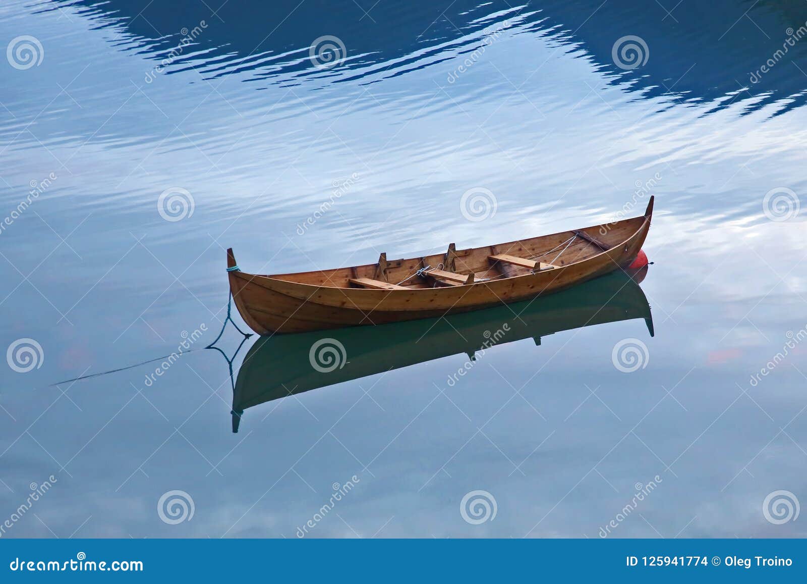 Houten boot op het meer stock foto. Image of lancering - 125941774