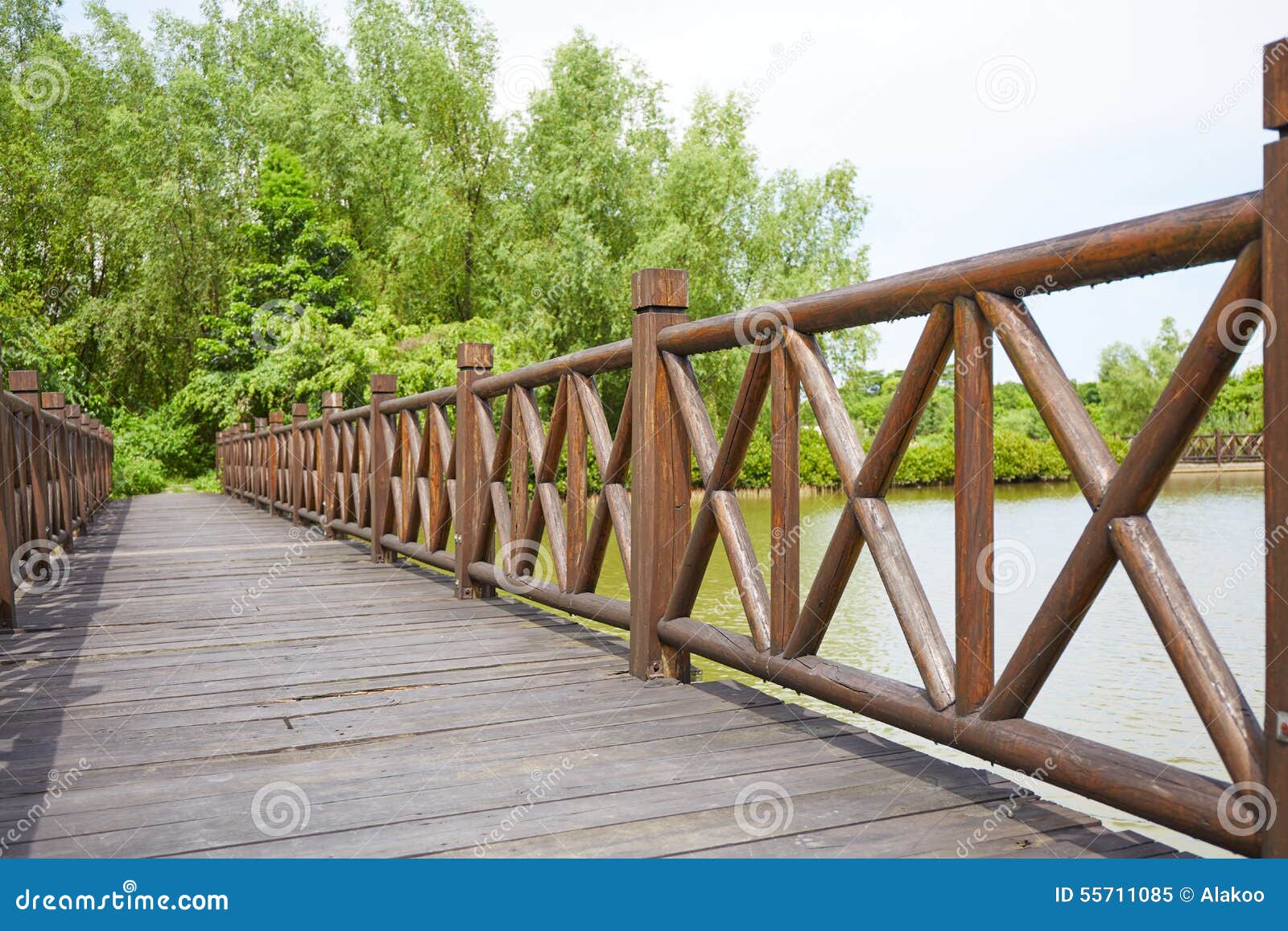 Houten Brug stock afbeelding. Image of houten, balusters - 55711085