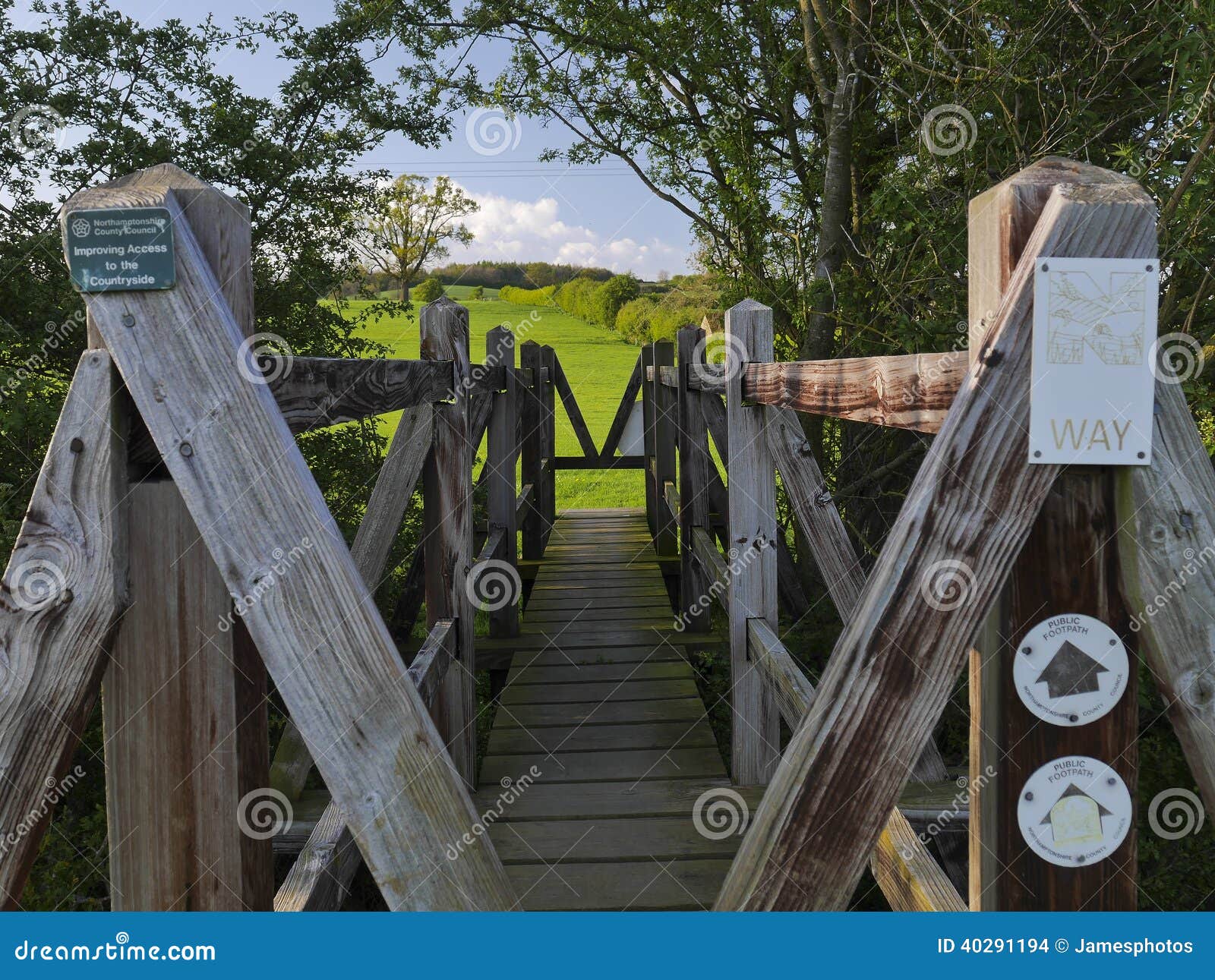 Houten Brug Op Nene Way Footpath Stock Foto - Image of voetpad, poort ...